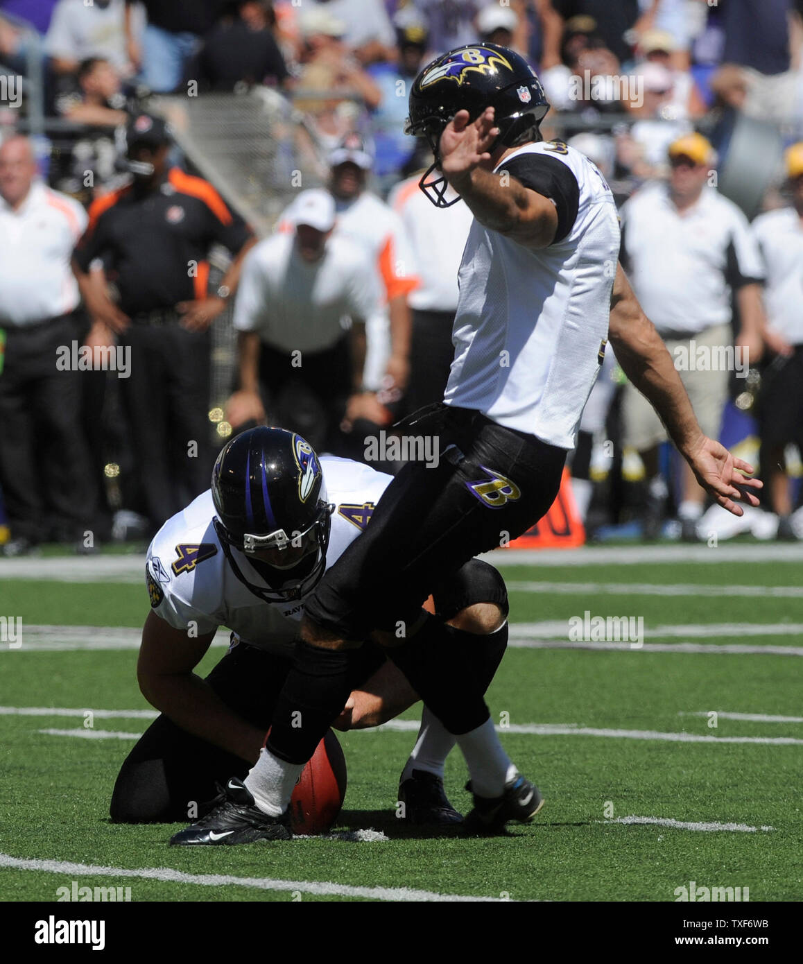 Baltimore Ravens kicker Matt Stover lance un fieldgoal comme Sam Koch ...