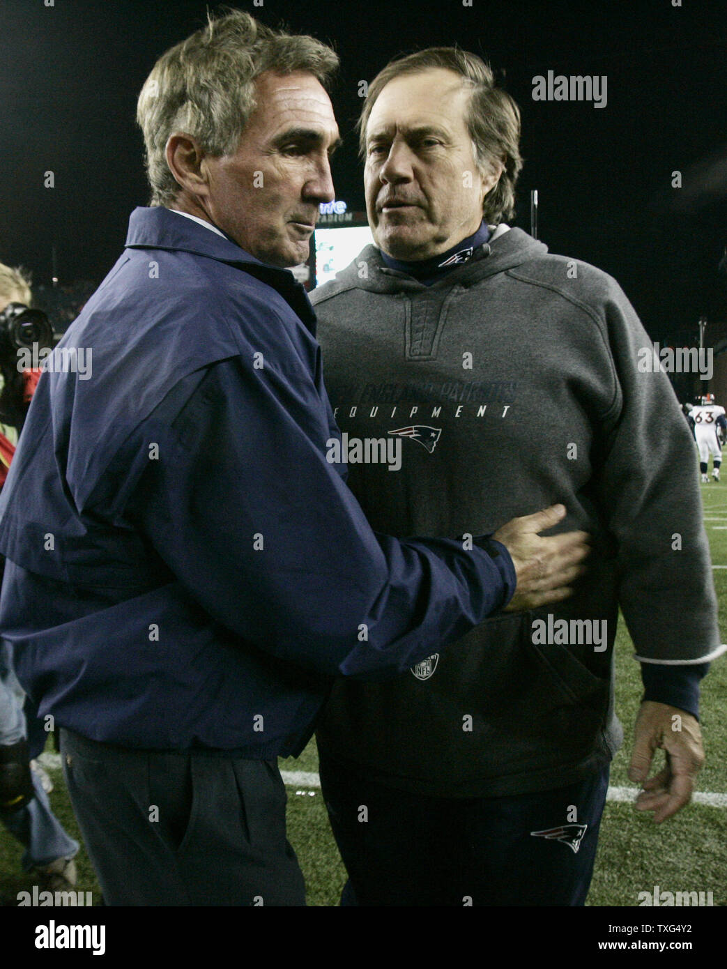 L'entraîneur-chef des Broncos de Denver Mike Shanahan (L), serre la ...
