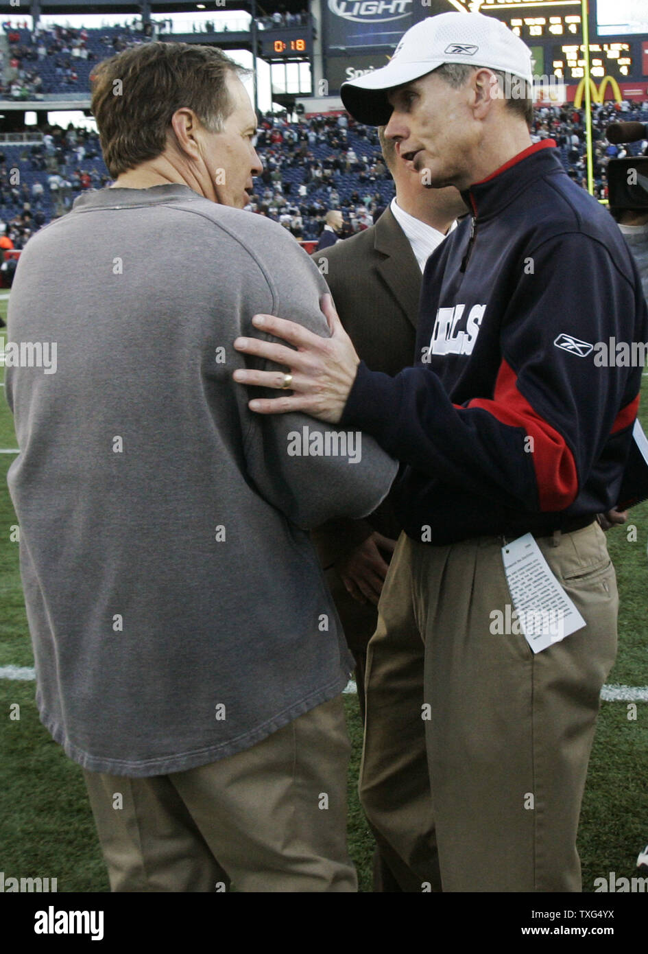 New England Patriots Head coach Bill Belichick (L), serre la main avec ...