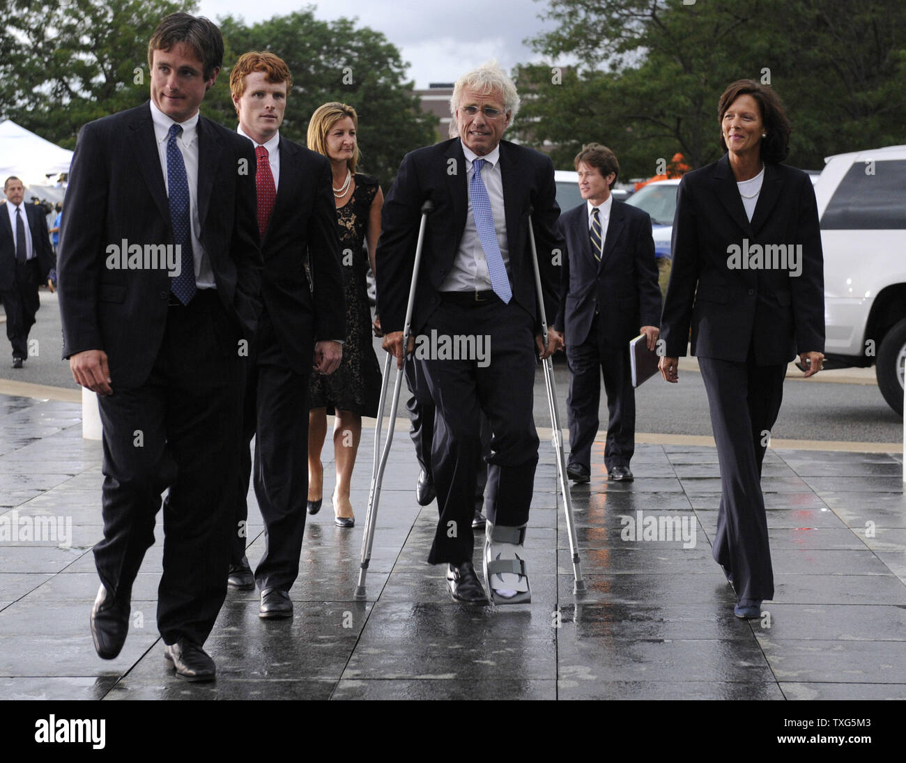 Joseph Patrick Kennedy Jr. (C), accompagné par des membres de sa ...