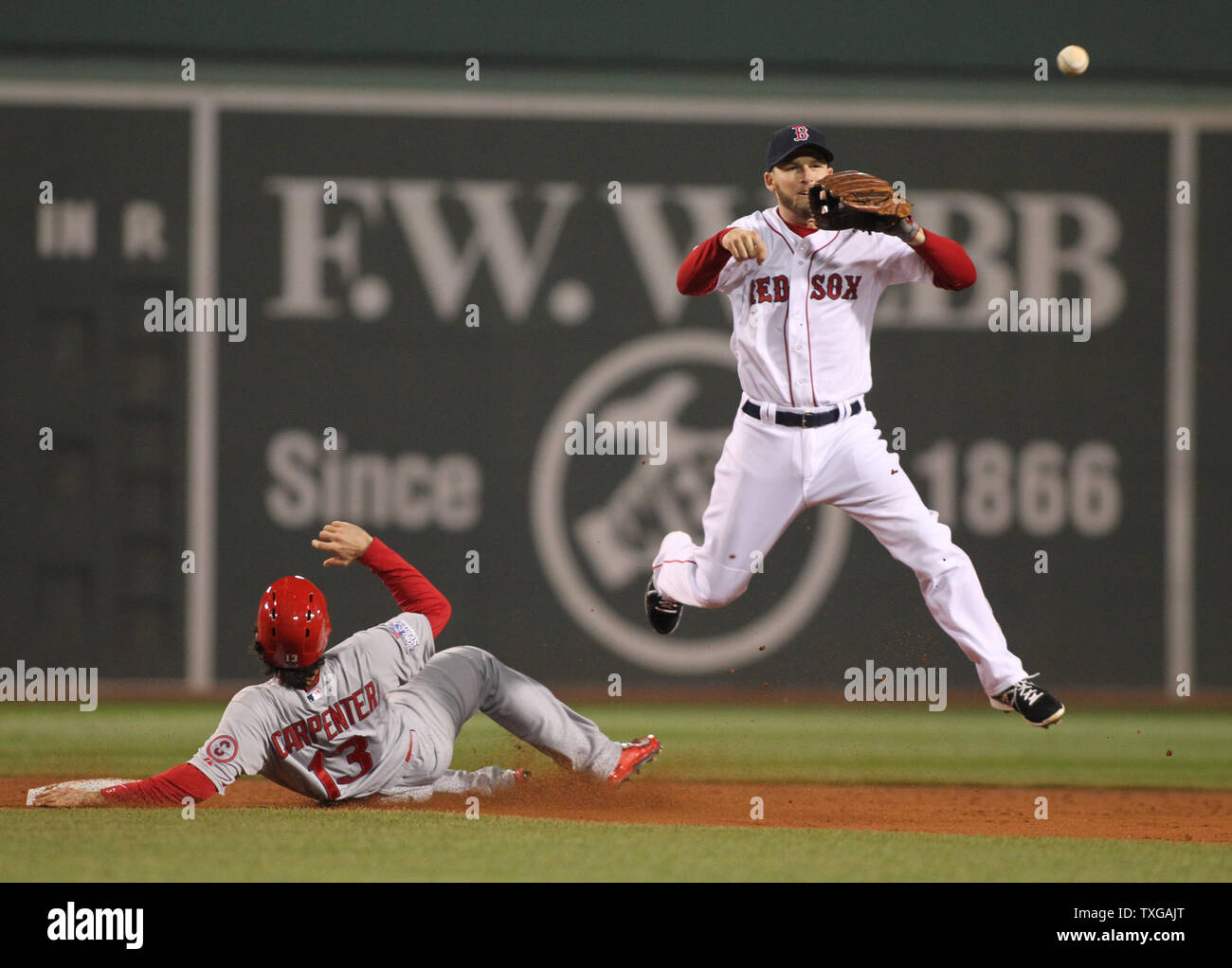 Red Sox de Boston Dustin Pedroia (L) bondit comme il force St. Louis ...
