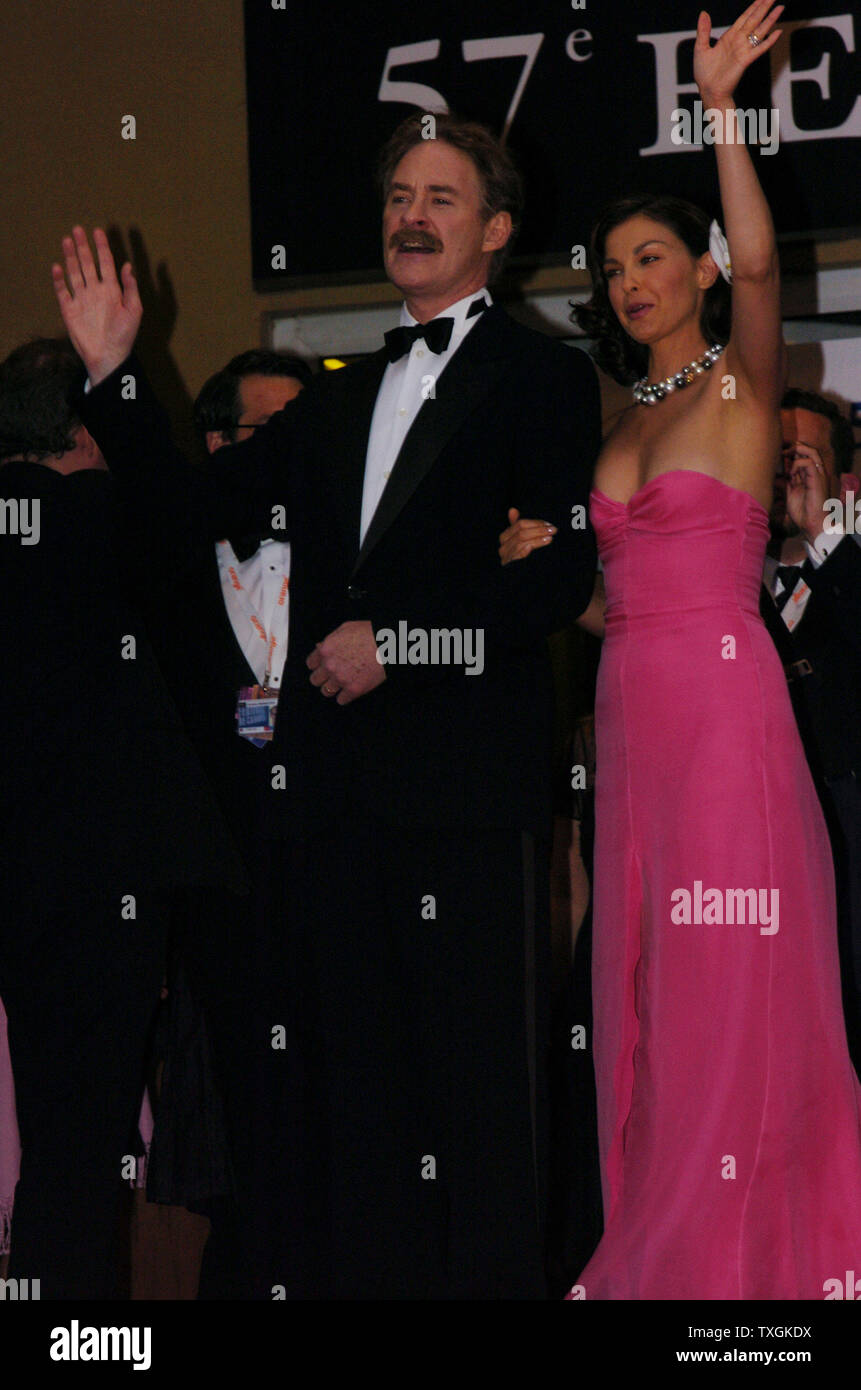 Ashley Judd et Kevin Kline vague pour les photographes avant la ...