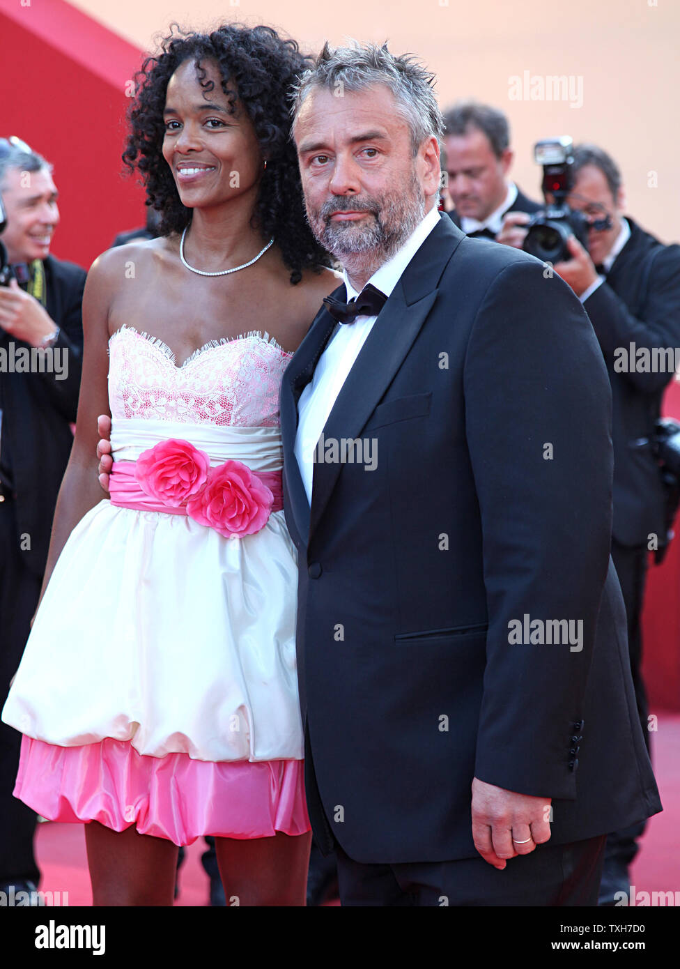 Luc Besson et son épouse Virginie Silla arrivent sur le tapis rouge ...