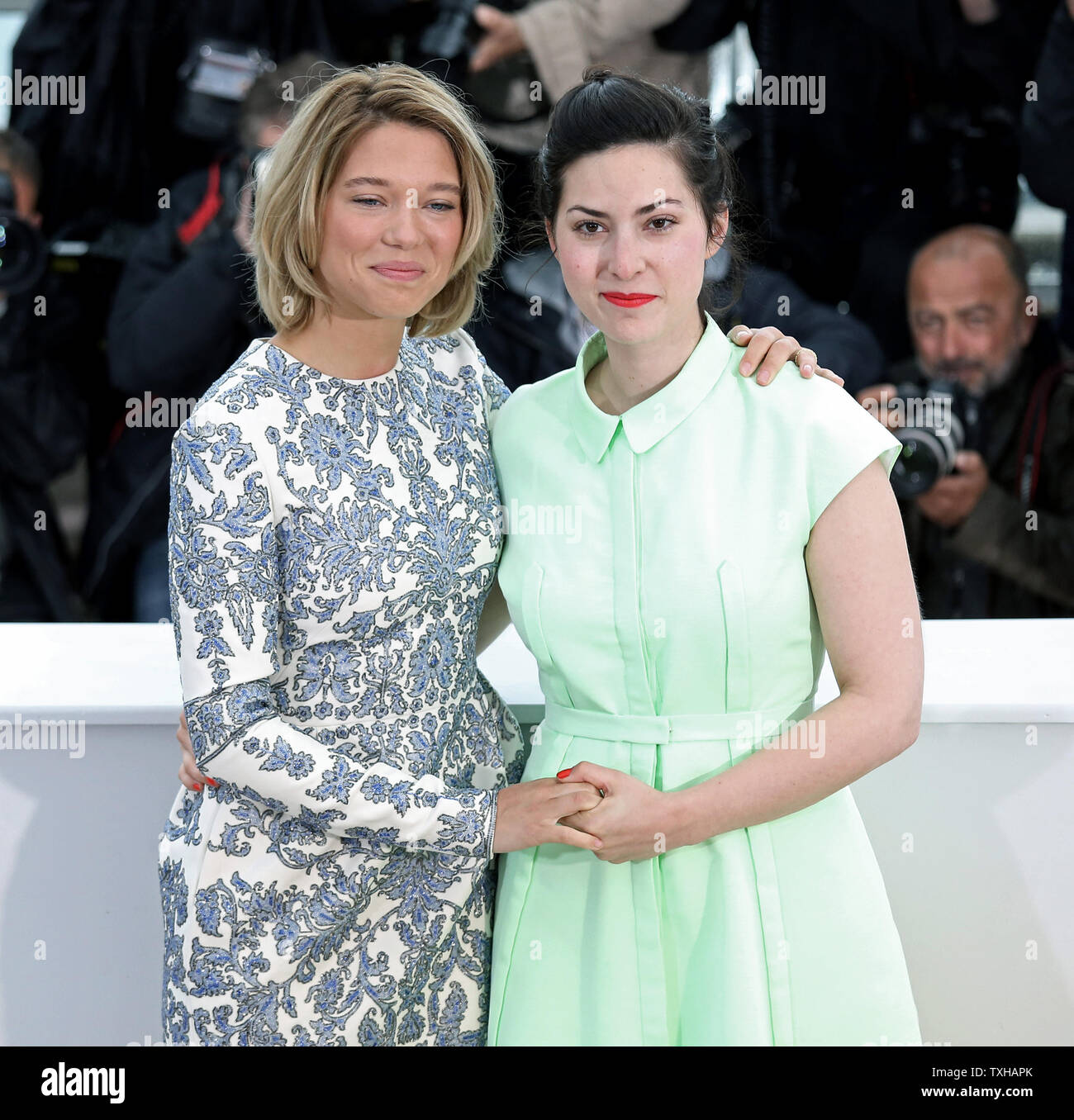 Lea Seydoux (L) et Rebecca Zlotowski arrivent à être pris en photo pour ...
