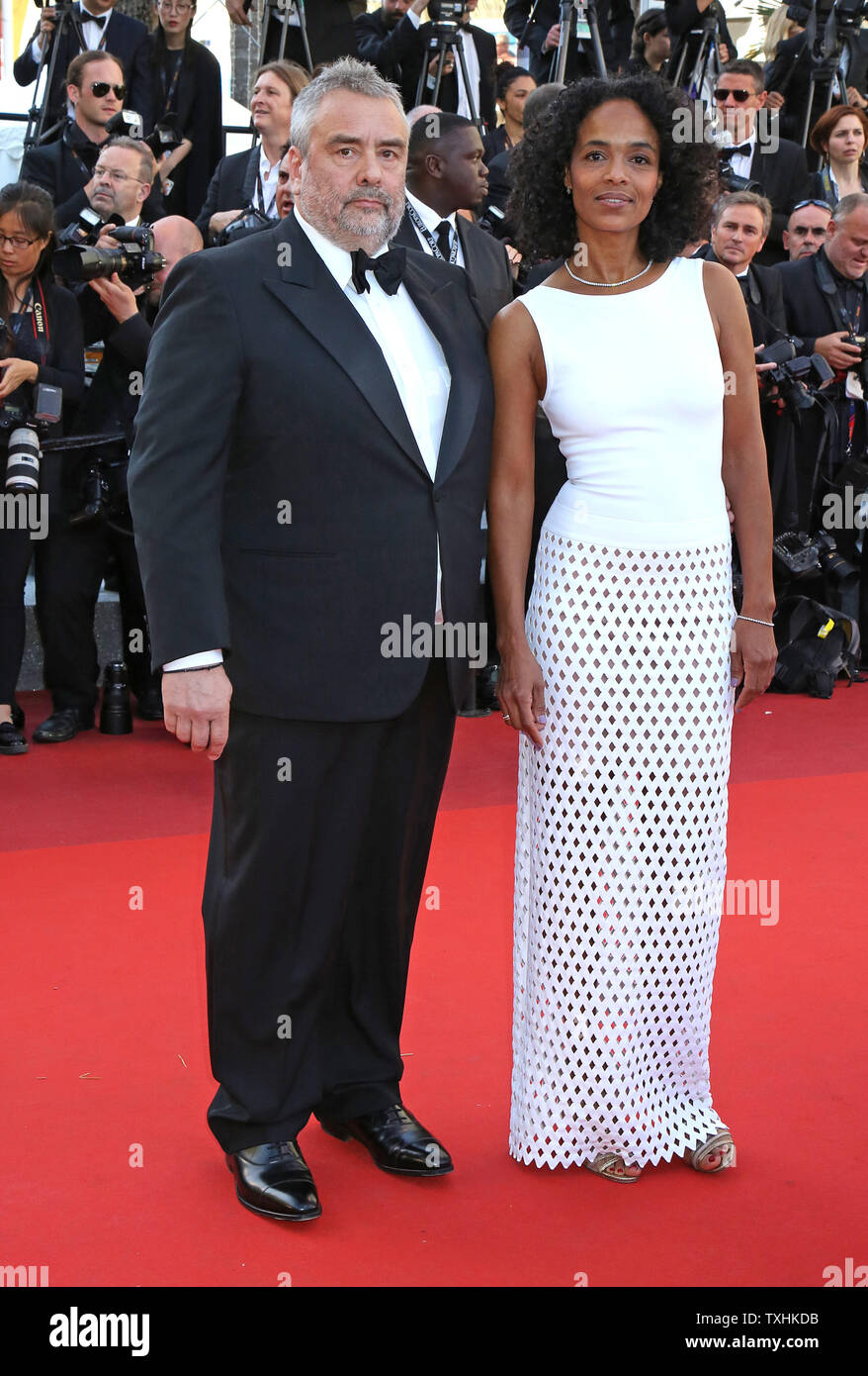 Luc Besson (L) et Virginie Silla arrivent sur le tapis rouge avant la ...