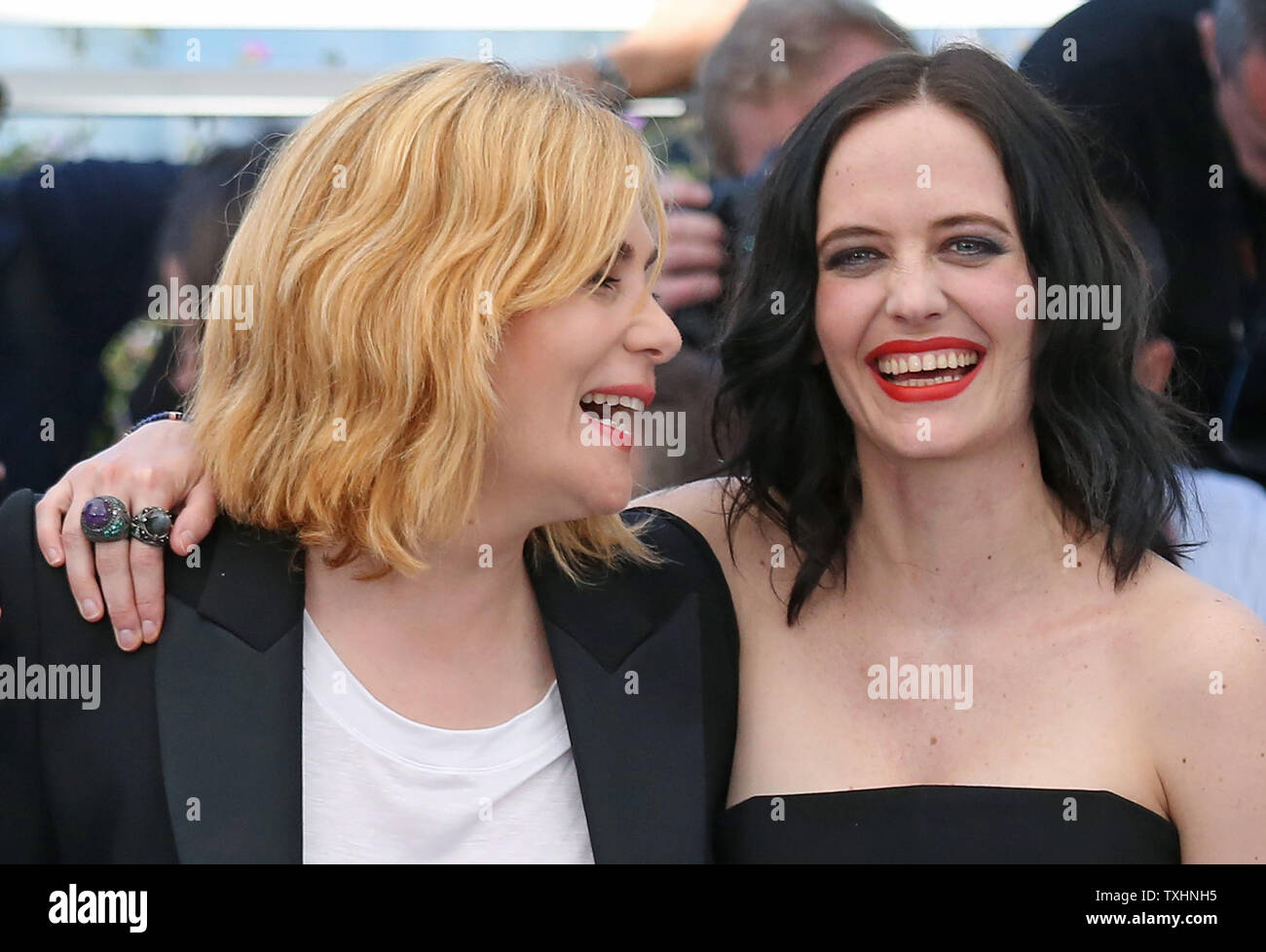 Emmanuelle Seigner (L) et Eva Green arrivent à un photocall pour le ...