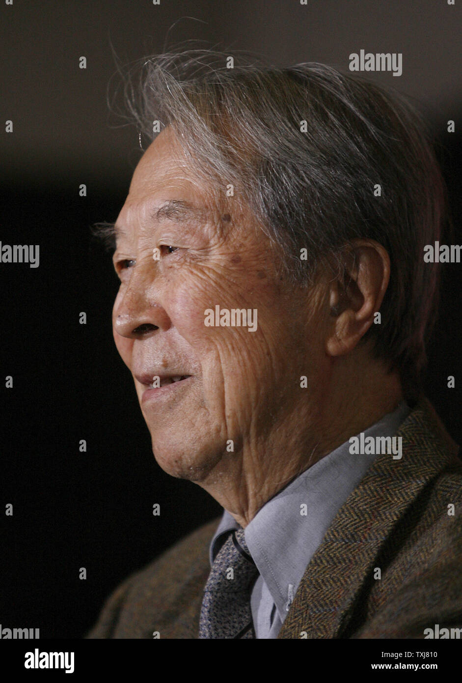 Université de Chicago le professeur Yoichiro Nambu prend la parole lors ...