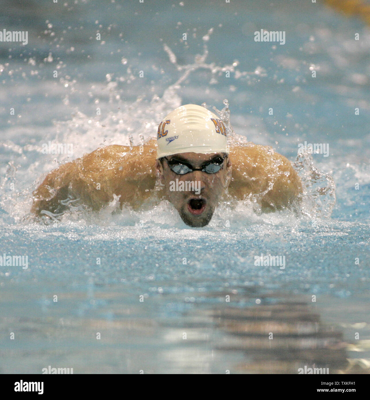 Michael Phelps nage le 100 papillon dans la Charlotte UltraSwim de ...