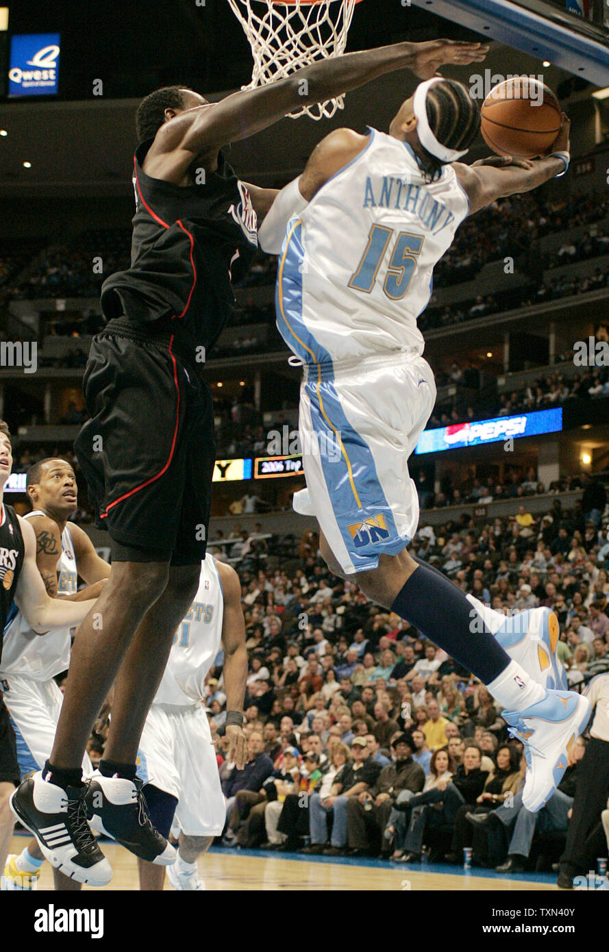Denver Nuggets Carmelo Anthony marche avant (R) rate un reverse layup ...