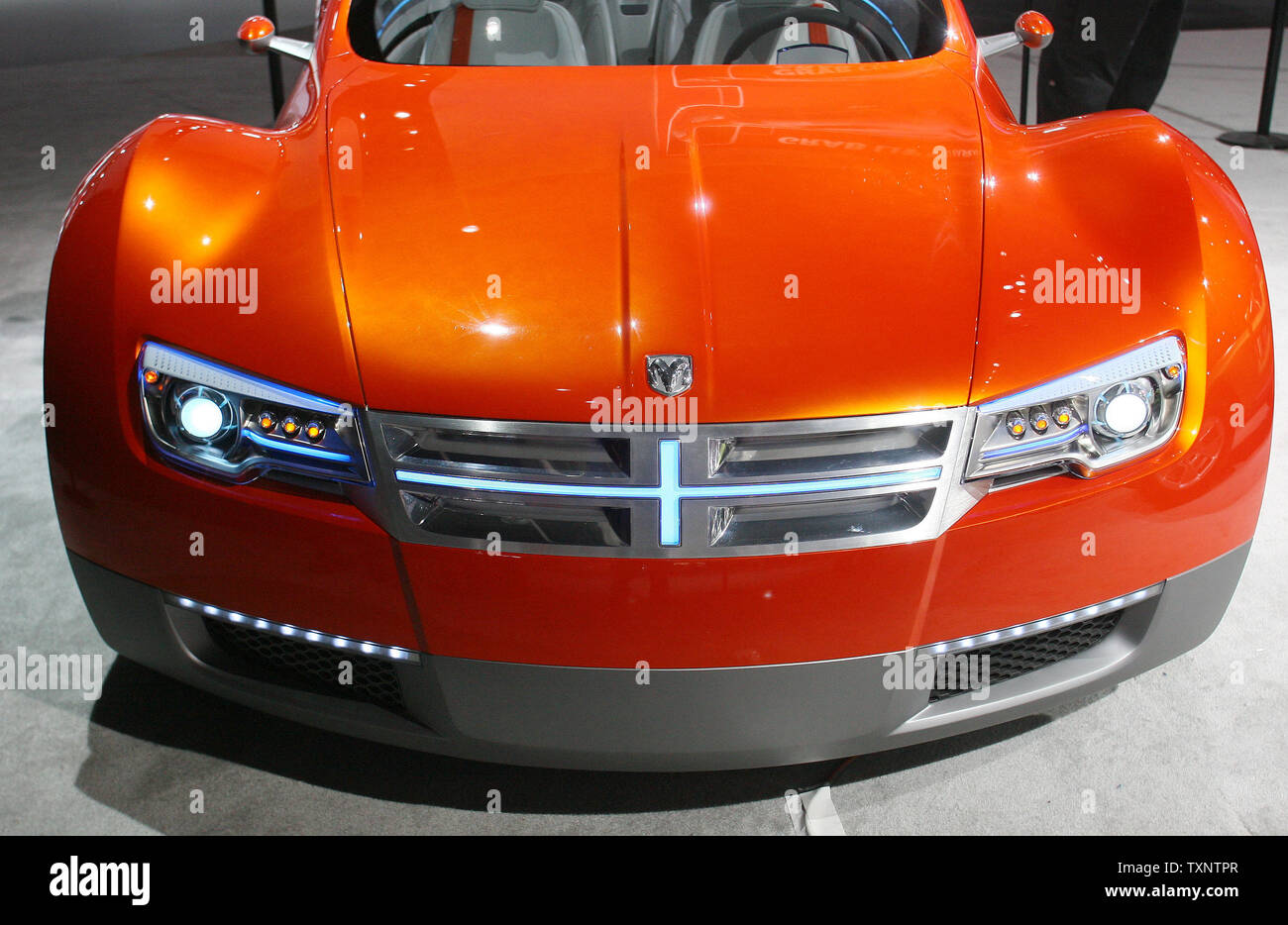 Le Dodge Zeo concept car dispose de feux à LED sur la calandre avant de ...