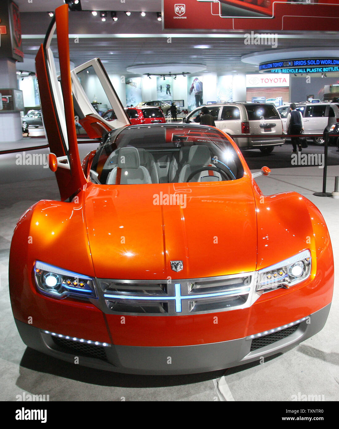 Le Dodge Zeo concept car dispose d'un éclairage LED dans la calandre ...