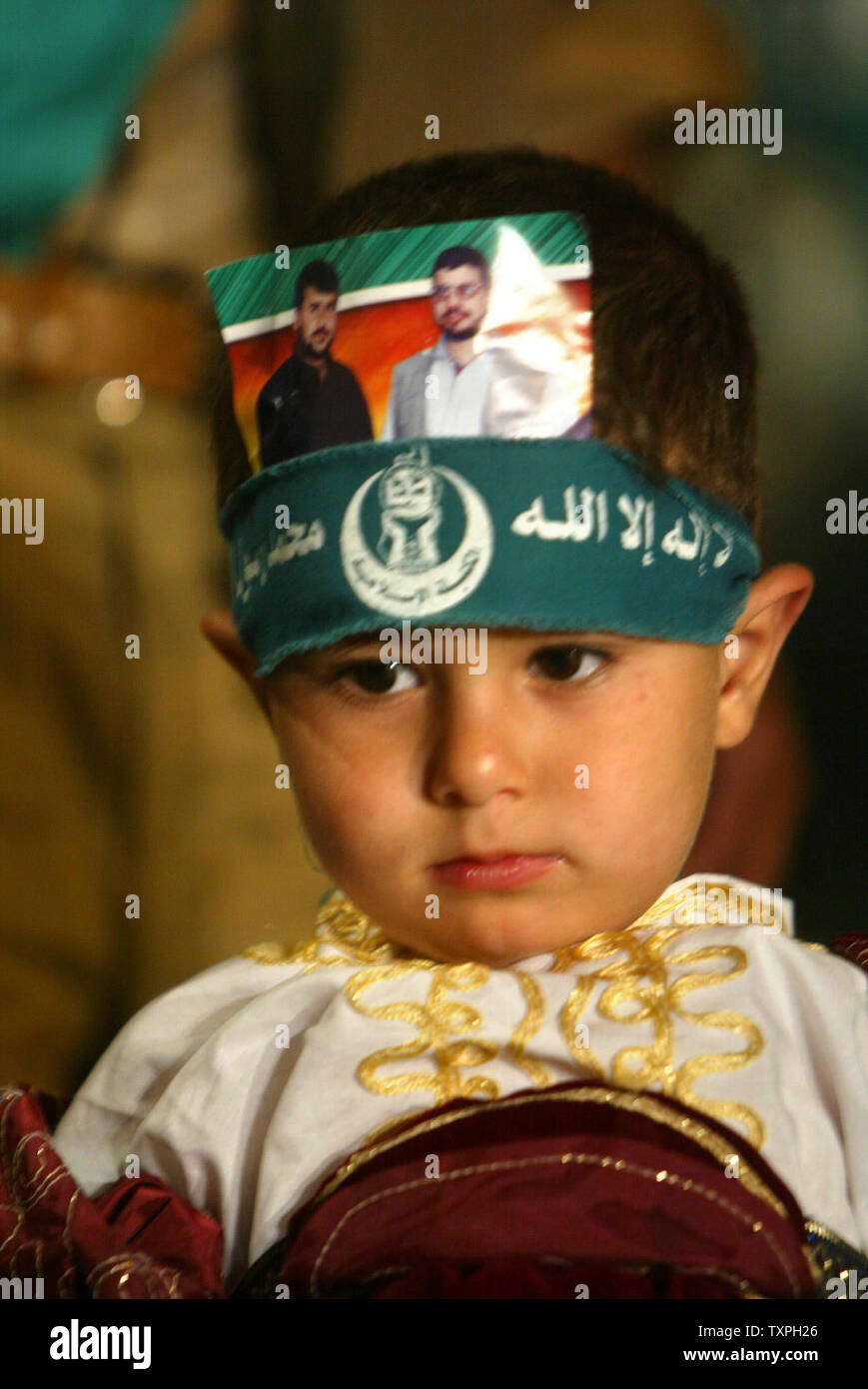 Un enfant palestinien porte une photo de Wael Nsar, ancien membre du ...