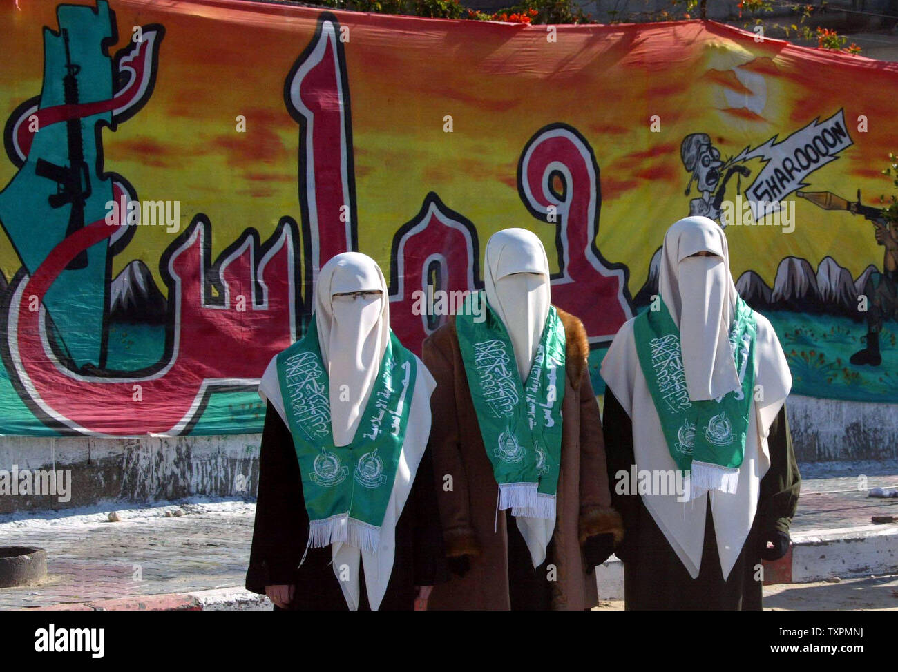 Les femmes palestiniennes sont devant le Hamas et Sharon graffiti, lors ...