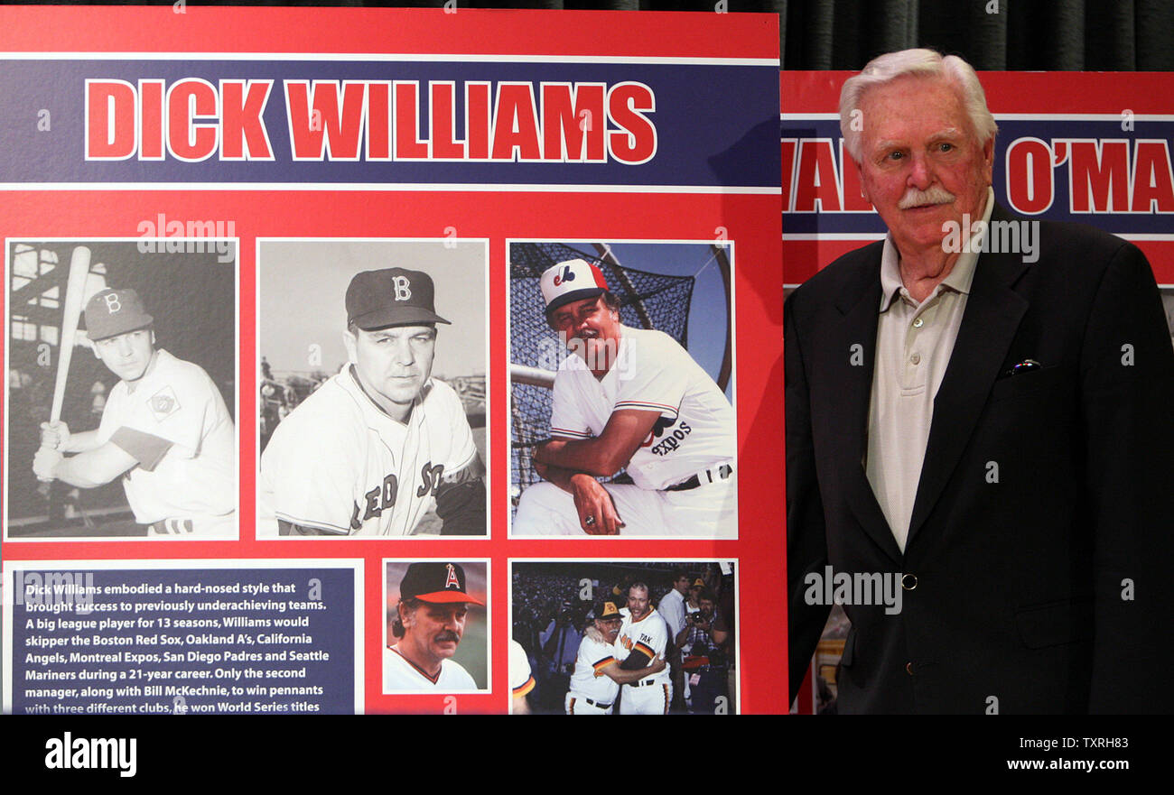 National Baseball Hall of Fame Inductee Dick Williams pose pour les ...