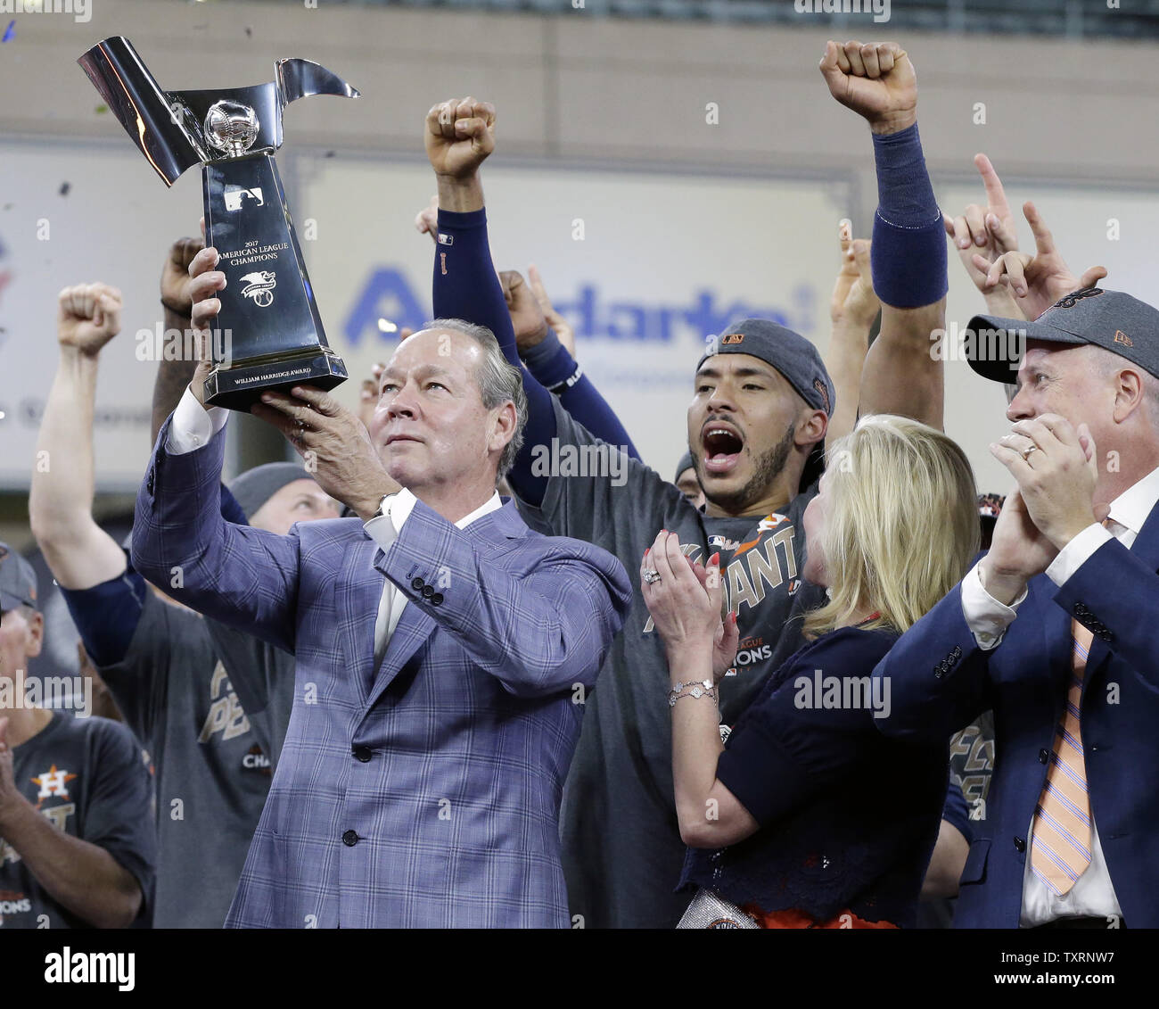 Astros de Houston propriétaire Jim Crane détient le trophée William ...