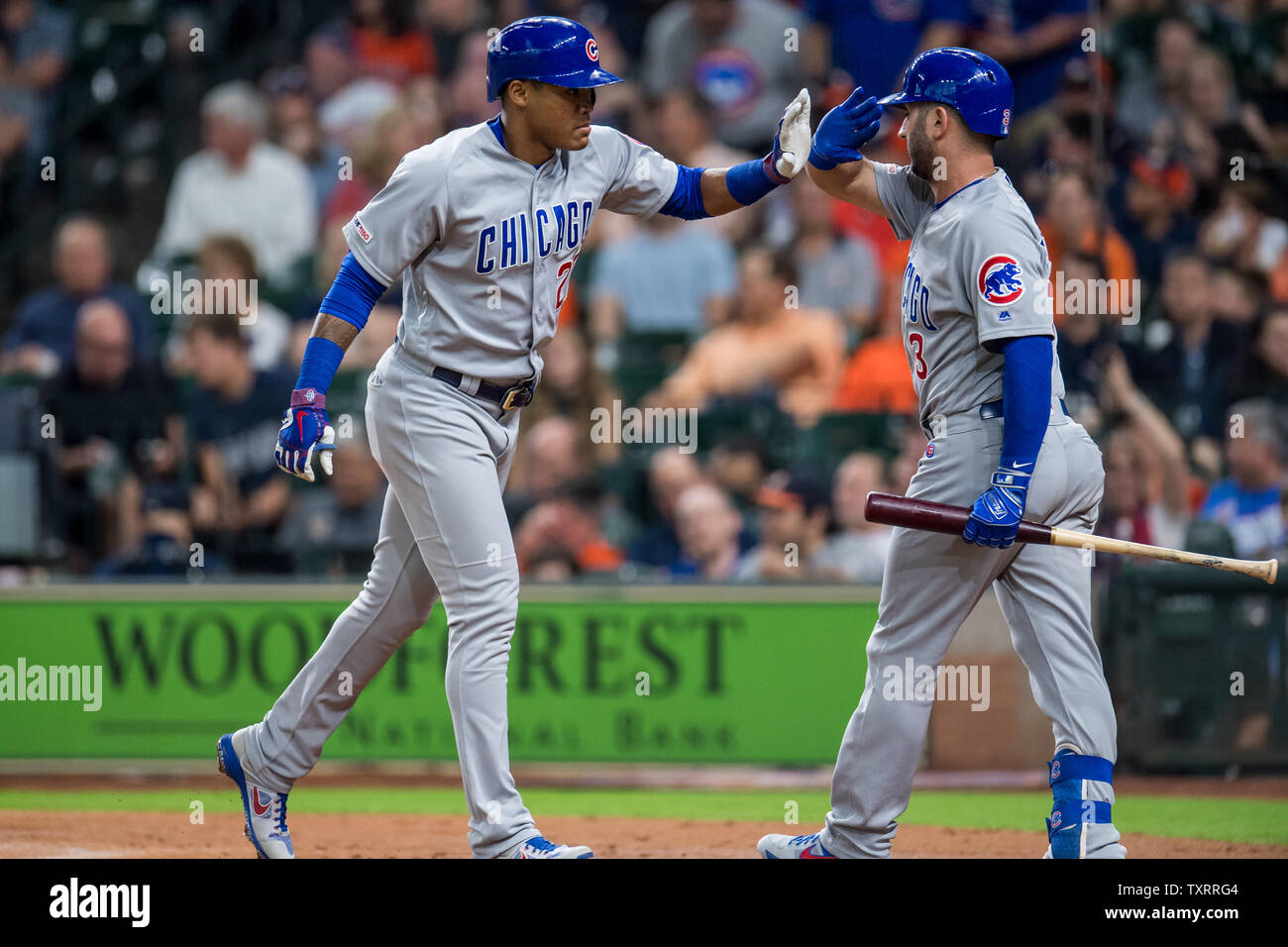 Chicago Cubs' Addison Russell célèbre avec coéquipier Daniel Descalso ...