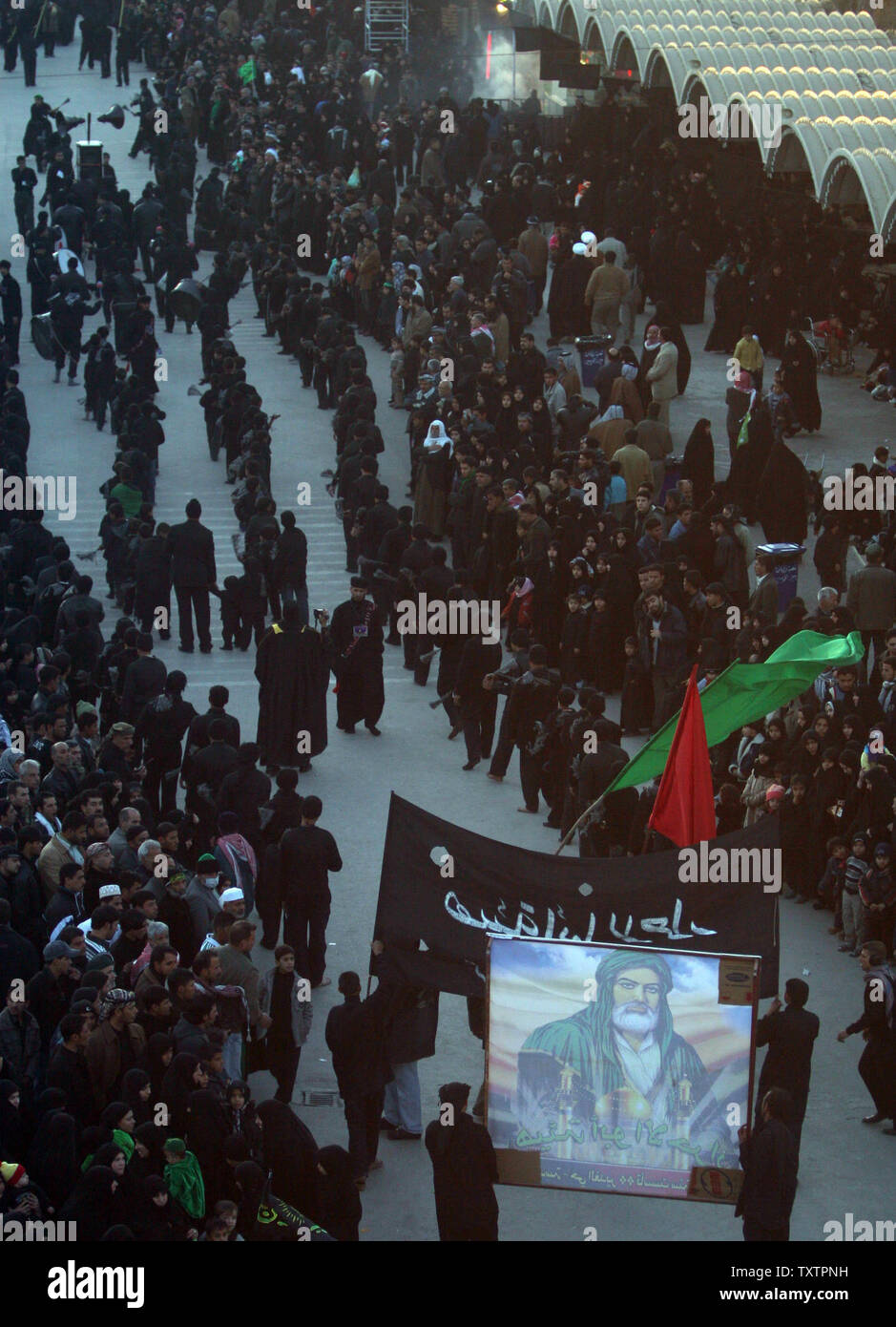 Pèlerins chiites prennent part à l'auto-flagellation rituel à l ...
