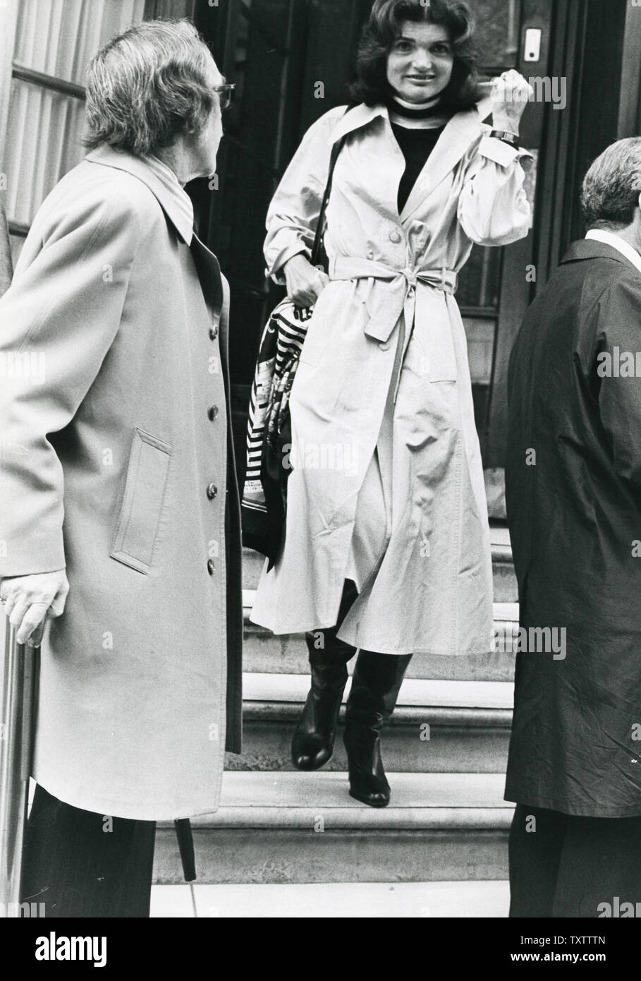 Jacqueline Kennedy Onassis quitte l'Hôtel Ritz de Londres après avoir ...