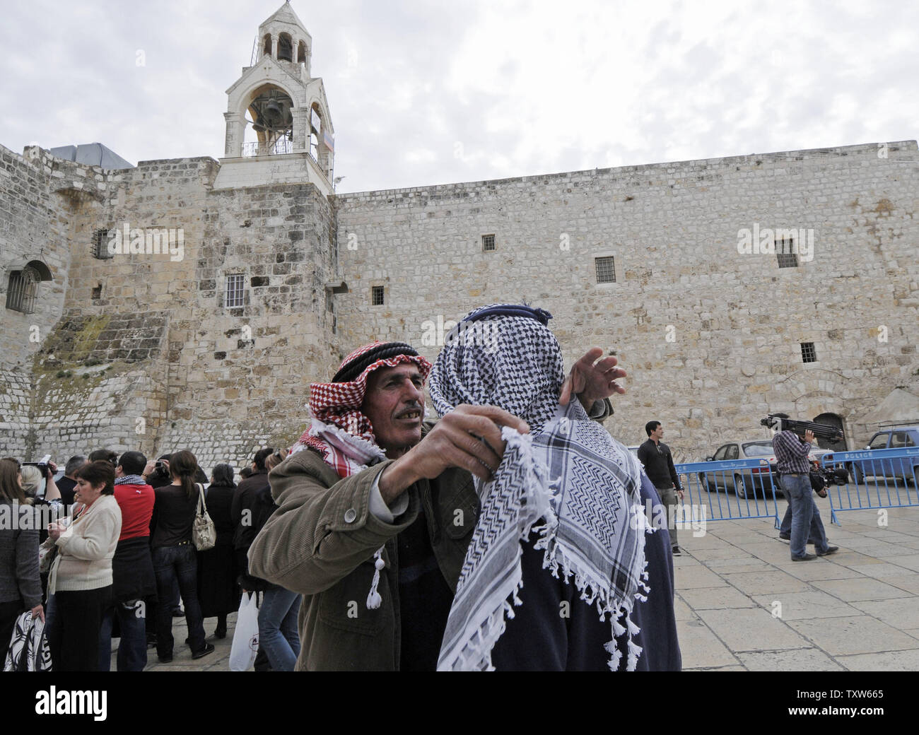 Un fournisseur accorde une keffyieh palestinienne, une coiffe arabe ...