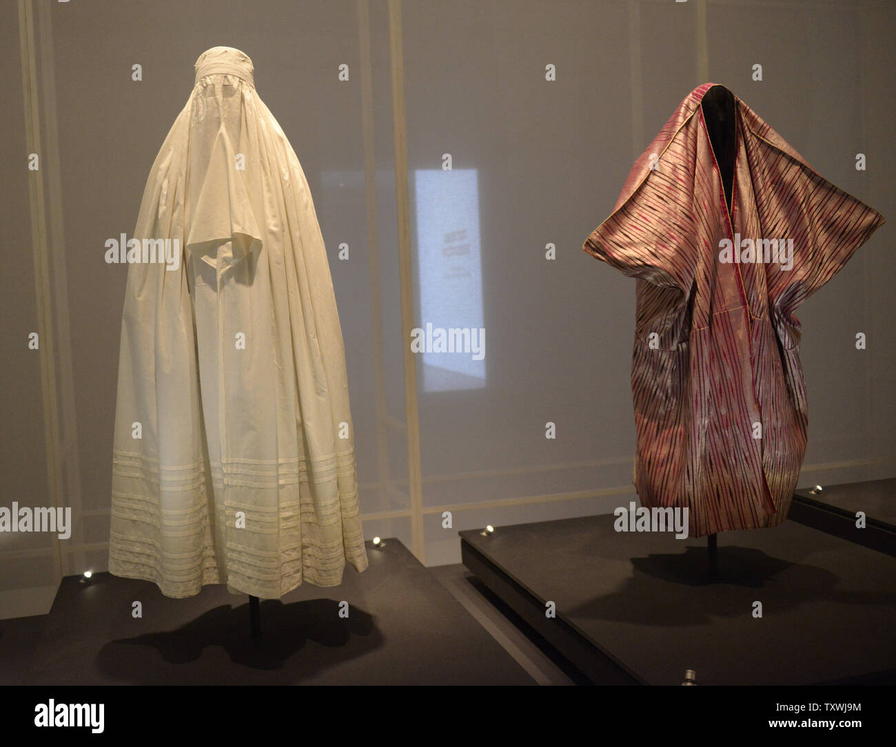Une femme juive et voile intégral d'Afghanistan est vu dans l ...
