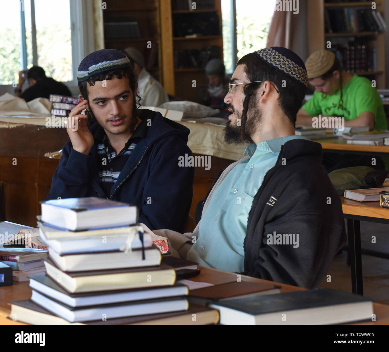 Étude des colons juifs dans une synagogue à l'avant-poste de ...