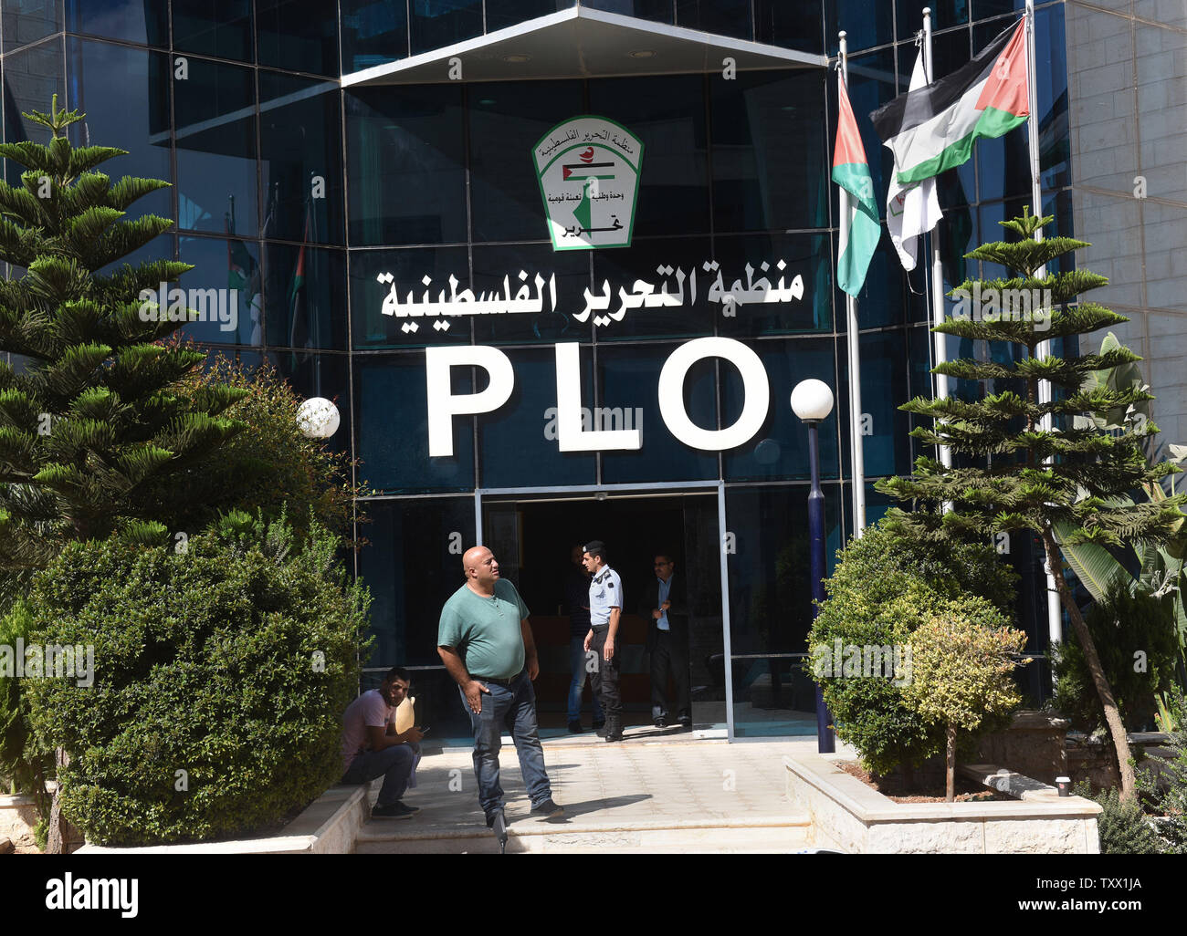 Les Palestiniens se tiennent à l'extérieur de l'OLP, Organisation de ...