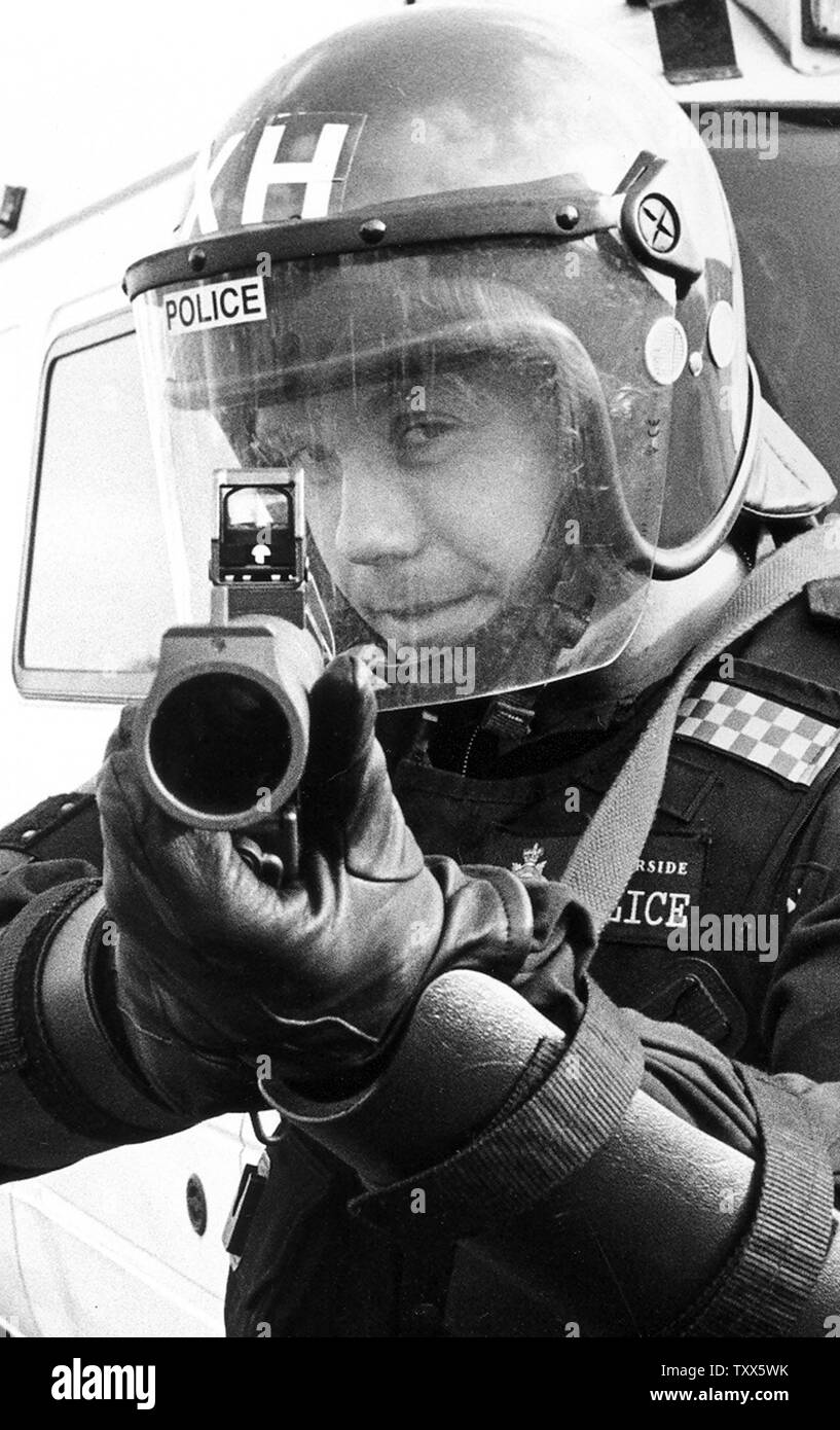 Baton gun Banque de photographies et d’images à haute résolution - Alamy