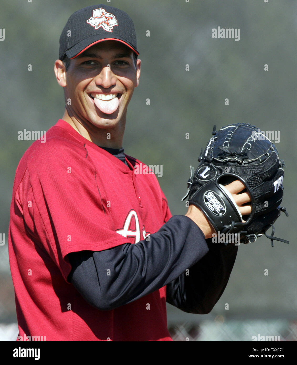 Astros de Houston pitcher Andy Pettitte réagit à quelque chose dit par ...