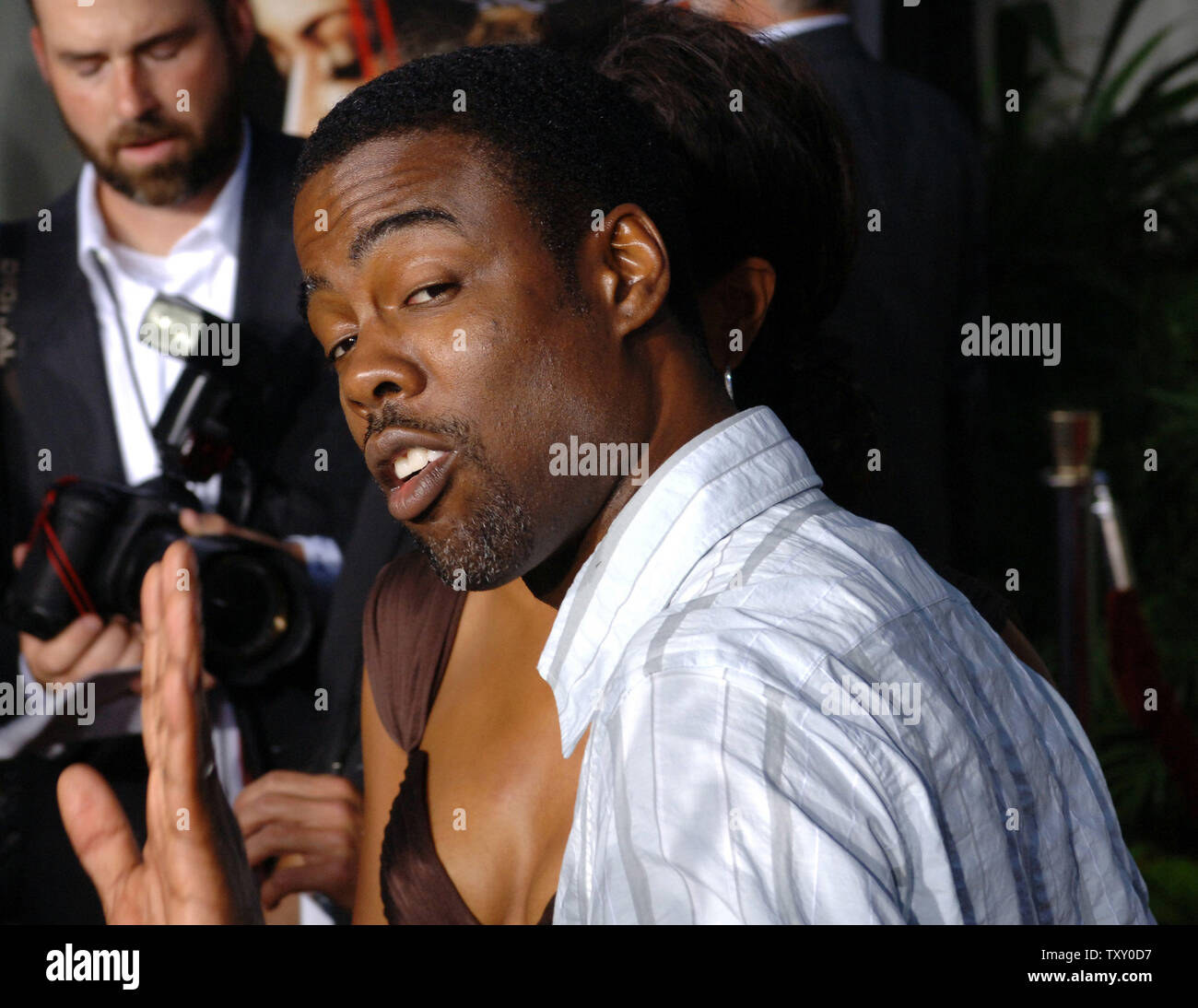 L'acteur américain Chris Rock (R) revient sur les photographes comme il ...