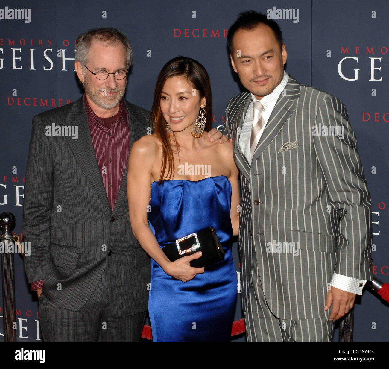 Le producteur Steven Spielberg (L) pose des acteurs avec l'actrice ...
