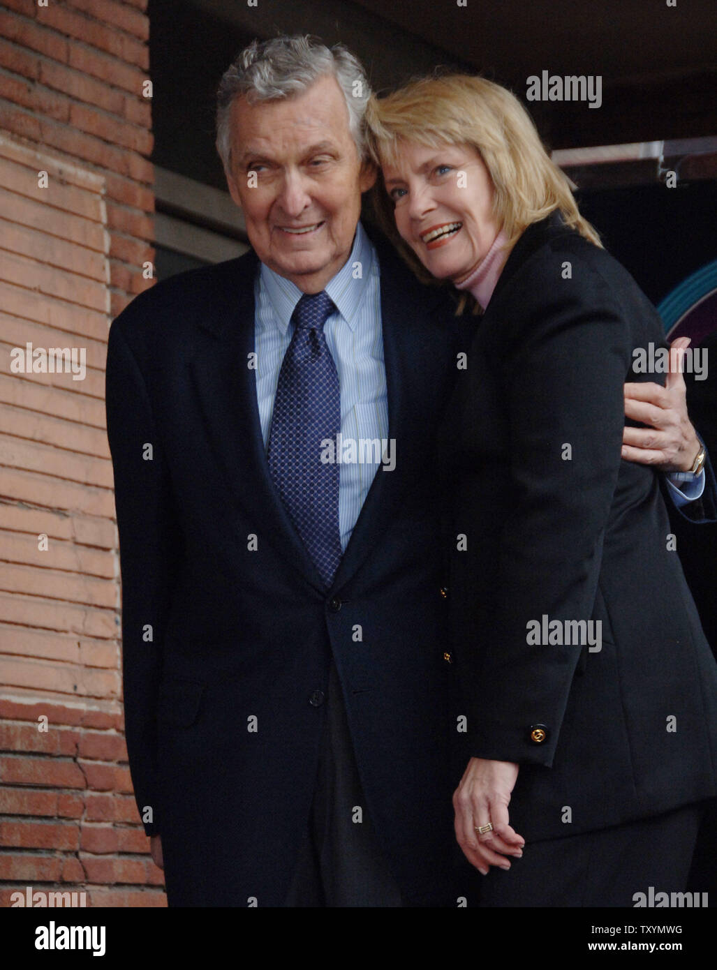David Gerber (L), un Emmy et Peabody Award Winner, épouse sa femme ...