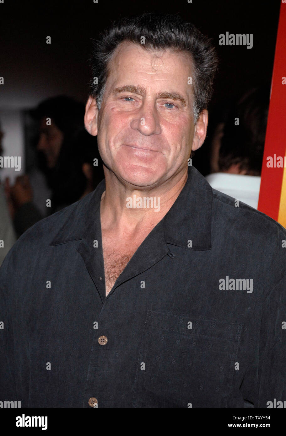L'acteur Paul Michael Glaser assiste à la première de Los Angeles ...