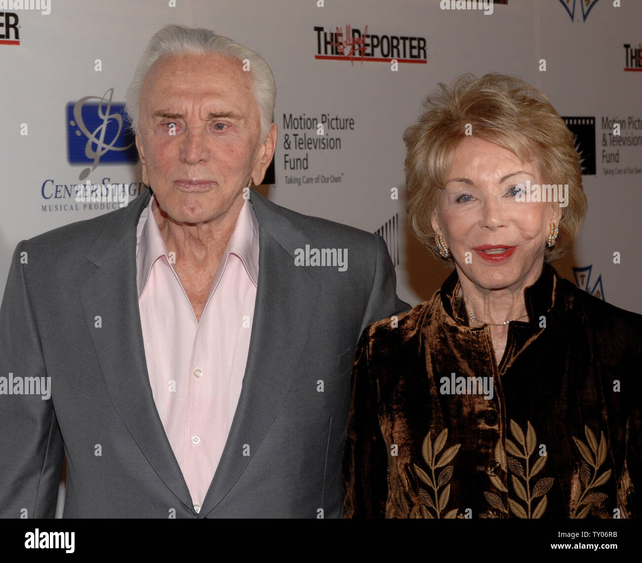 L'acteur Kirk Douglas et sa femme Anne assister à la troisième édition de 'Romance', une amende ...