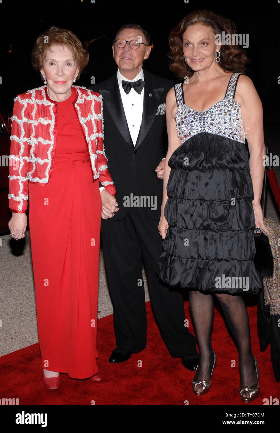 L'ancienne Première dame Nancy Reagan (L) James Galanos (C) et Diane ...