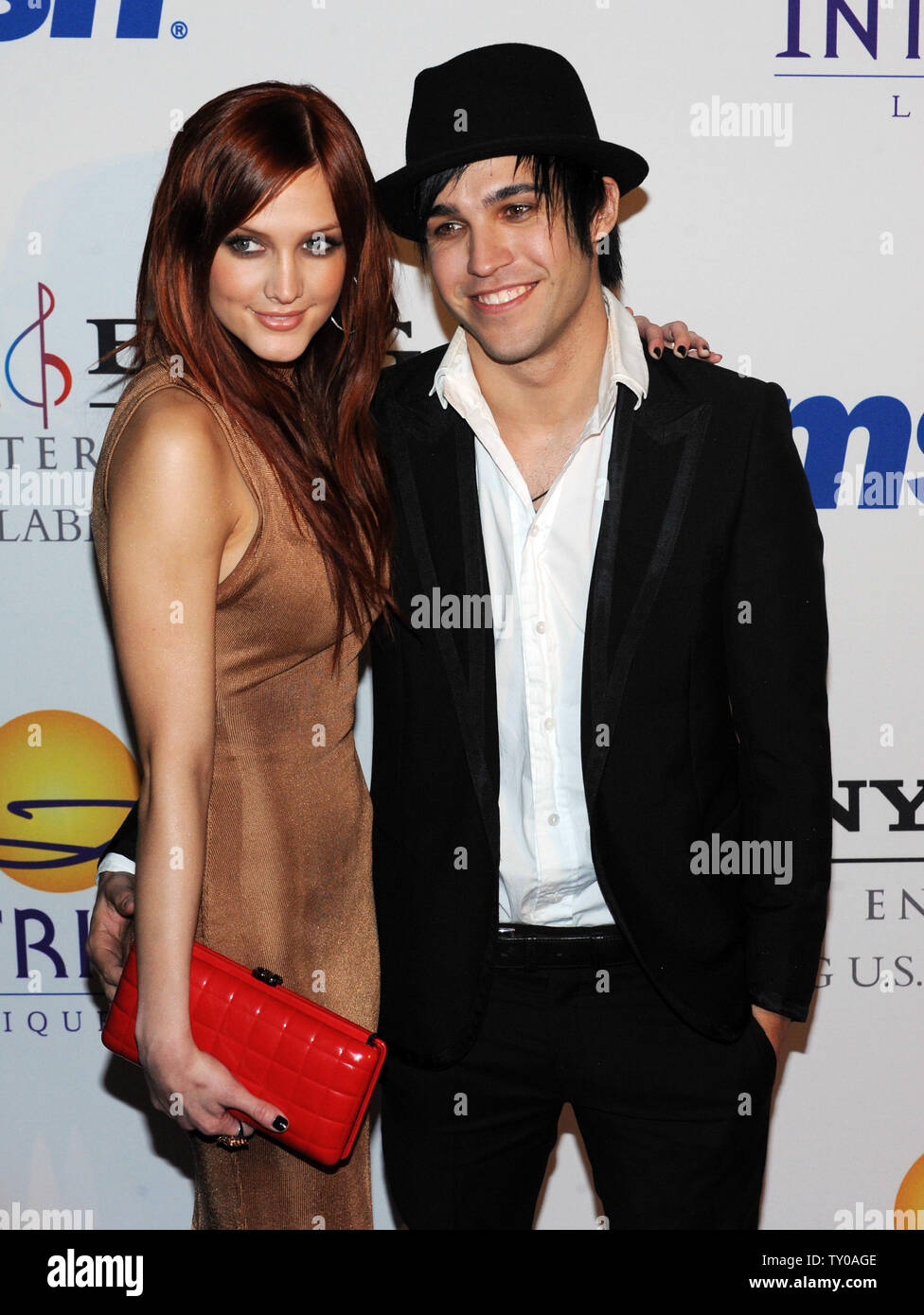 Ashlee Simpson (L) et Pete Wentz assister à la Clive Davis pre-Grammy ...