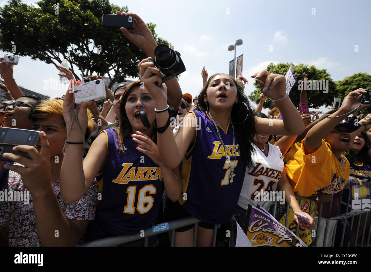 La ligne des fans rue que le champion NBA 2009 Lakers célèbrent leur ...