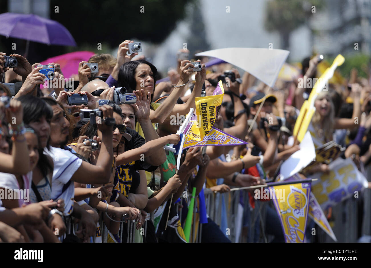 La ligne des fans rue que le champion NBA 2009 Lakers célèbrent leur ...