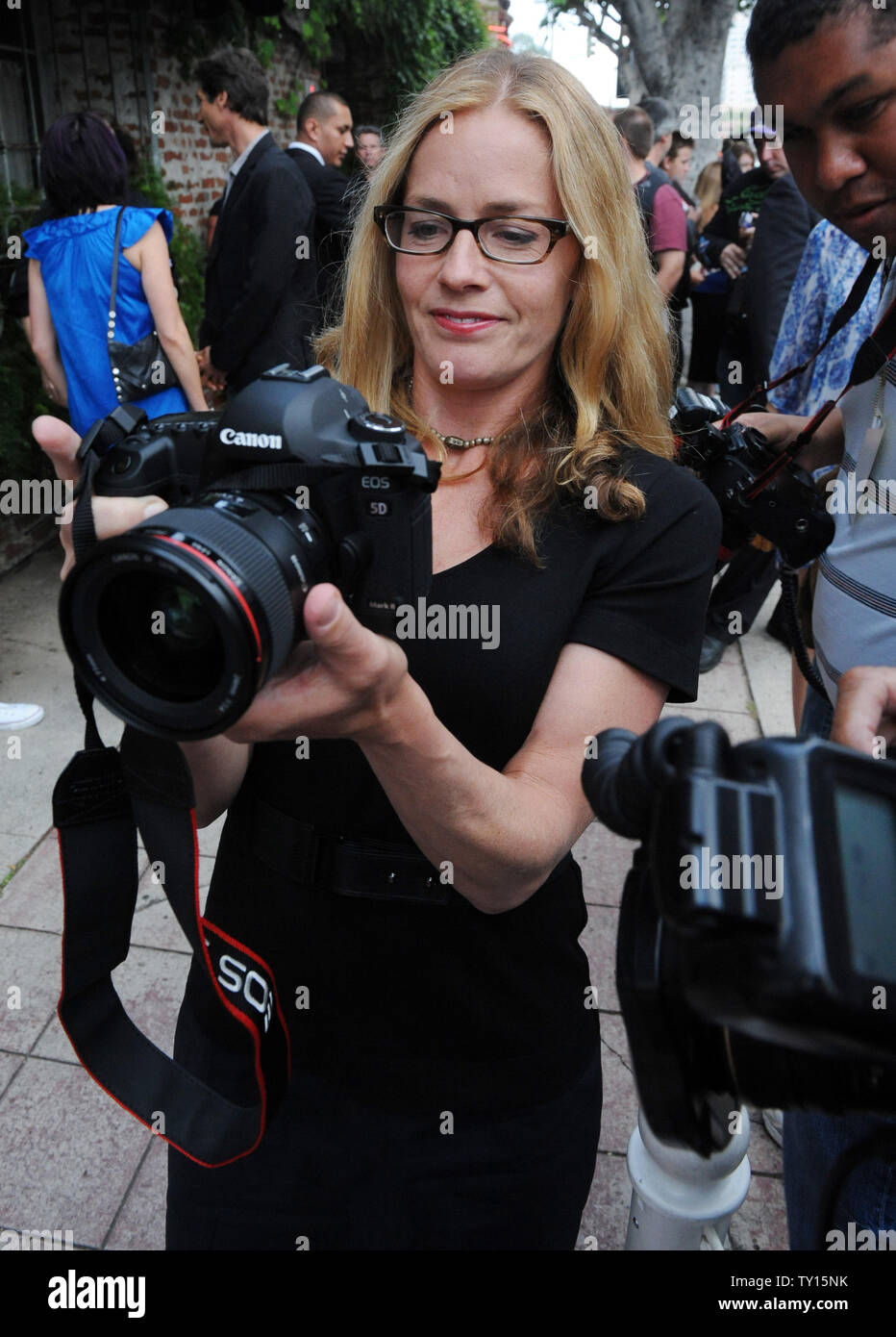 L'actrice Elisabeth Shue prend vidéo de son mari Davis Guggenheim, le ...