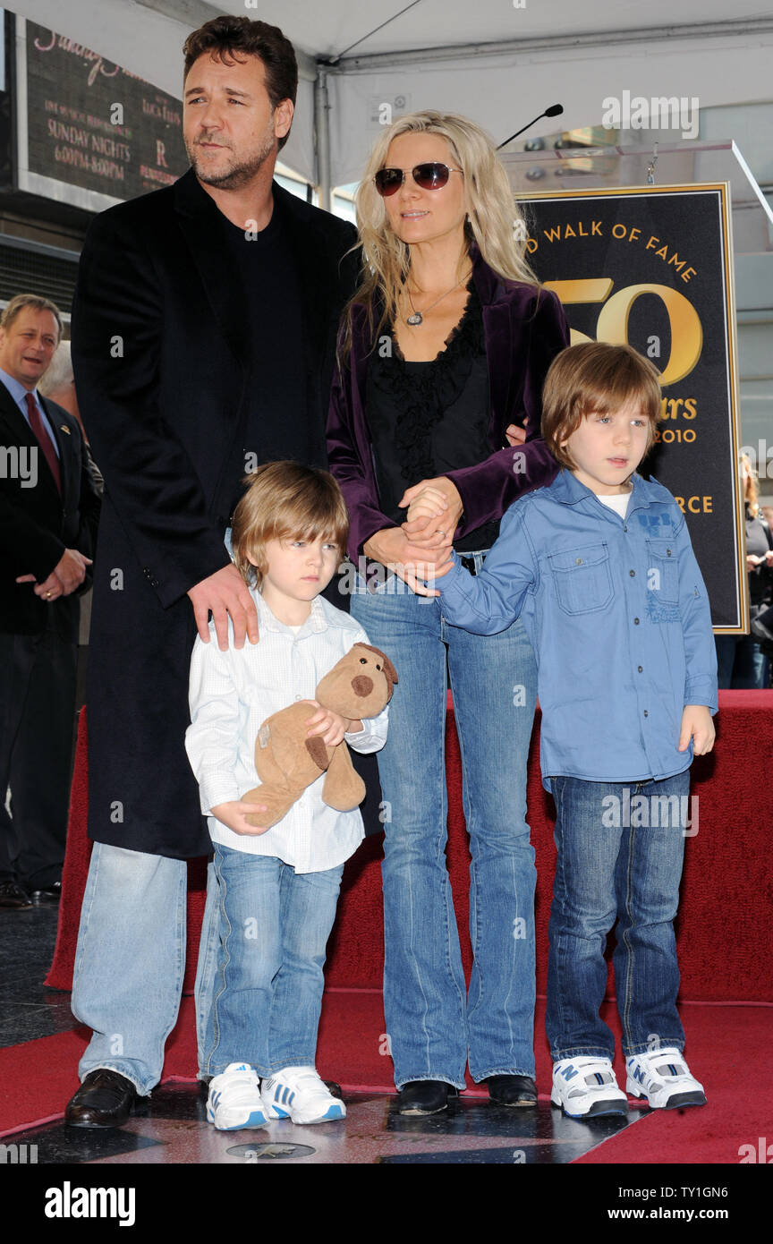 Russell crowe and danielle spencer and tennyson crowe Banque de ...