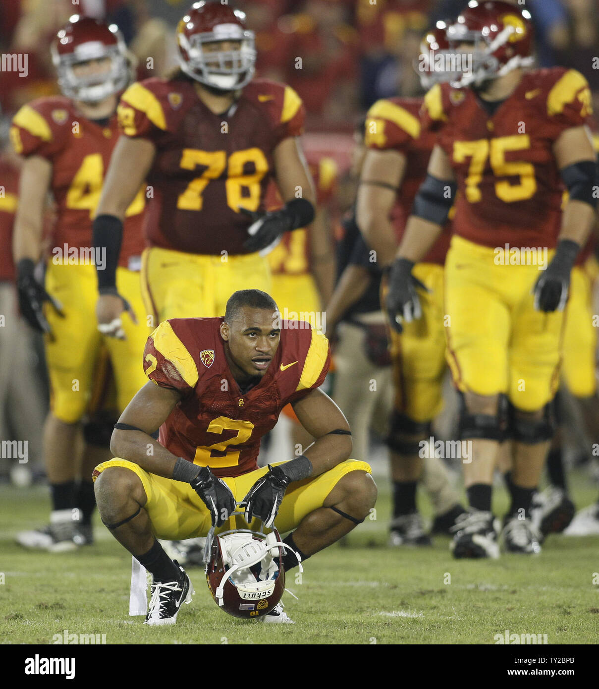 L'USC receveur Robert Woods (2) s'agenouille dans un délai d'attente en ...