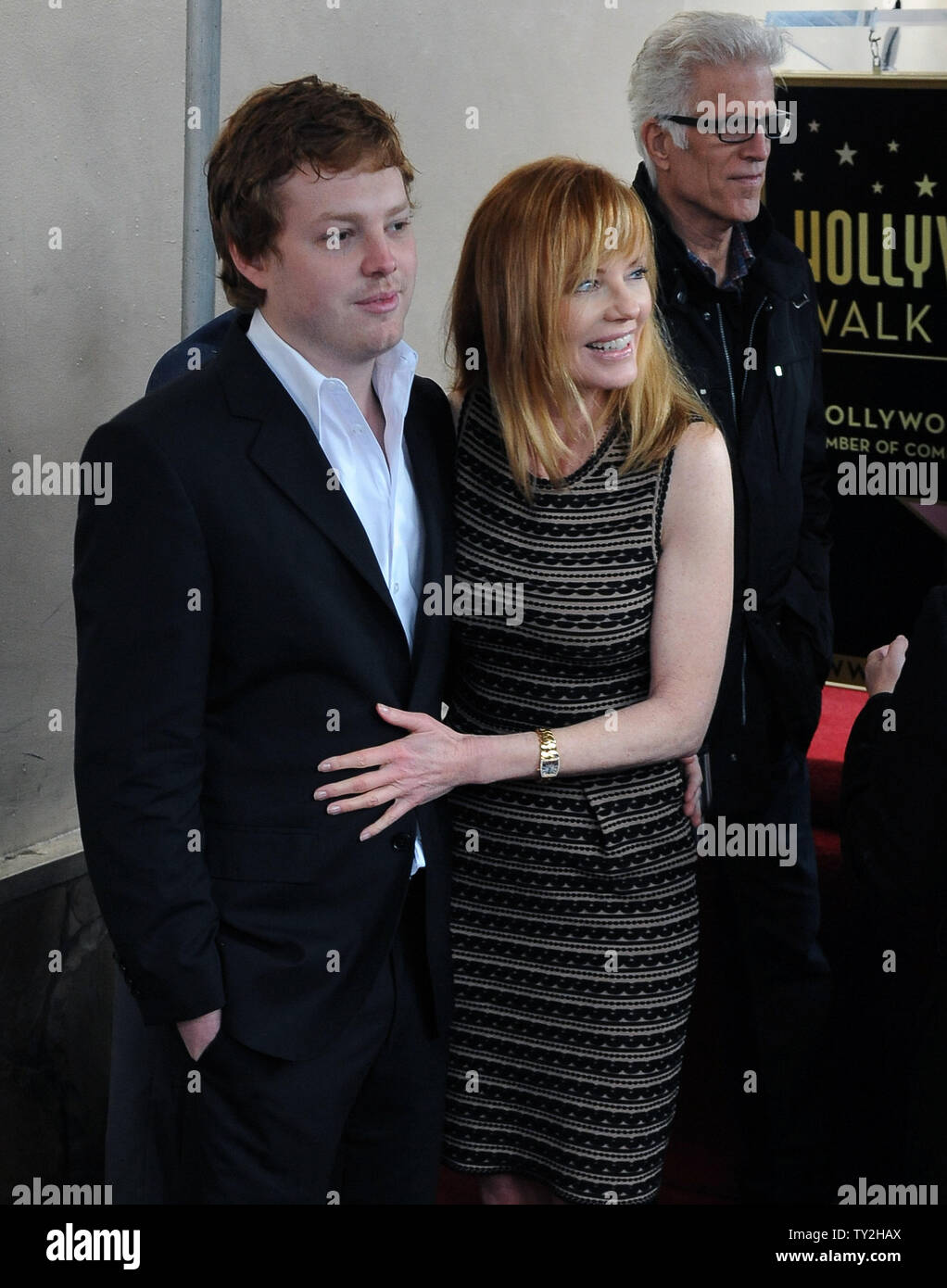 L'actrice Marg Helgenberger pose avec son fils Hugh Howard Rosenberg au ...