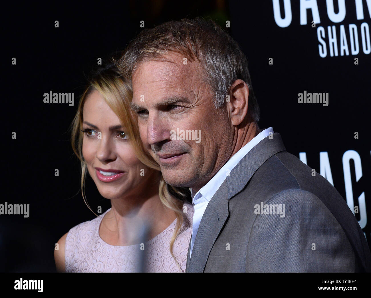 Acteur Kevin Costner et sa femme Christine Baumgartner assister à la ...