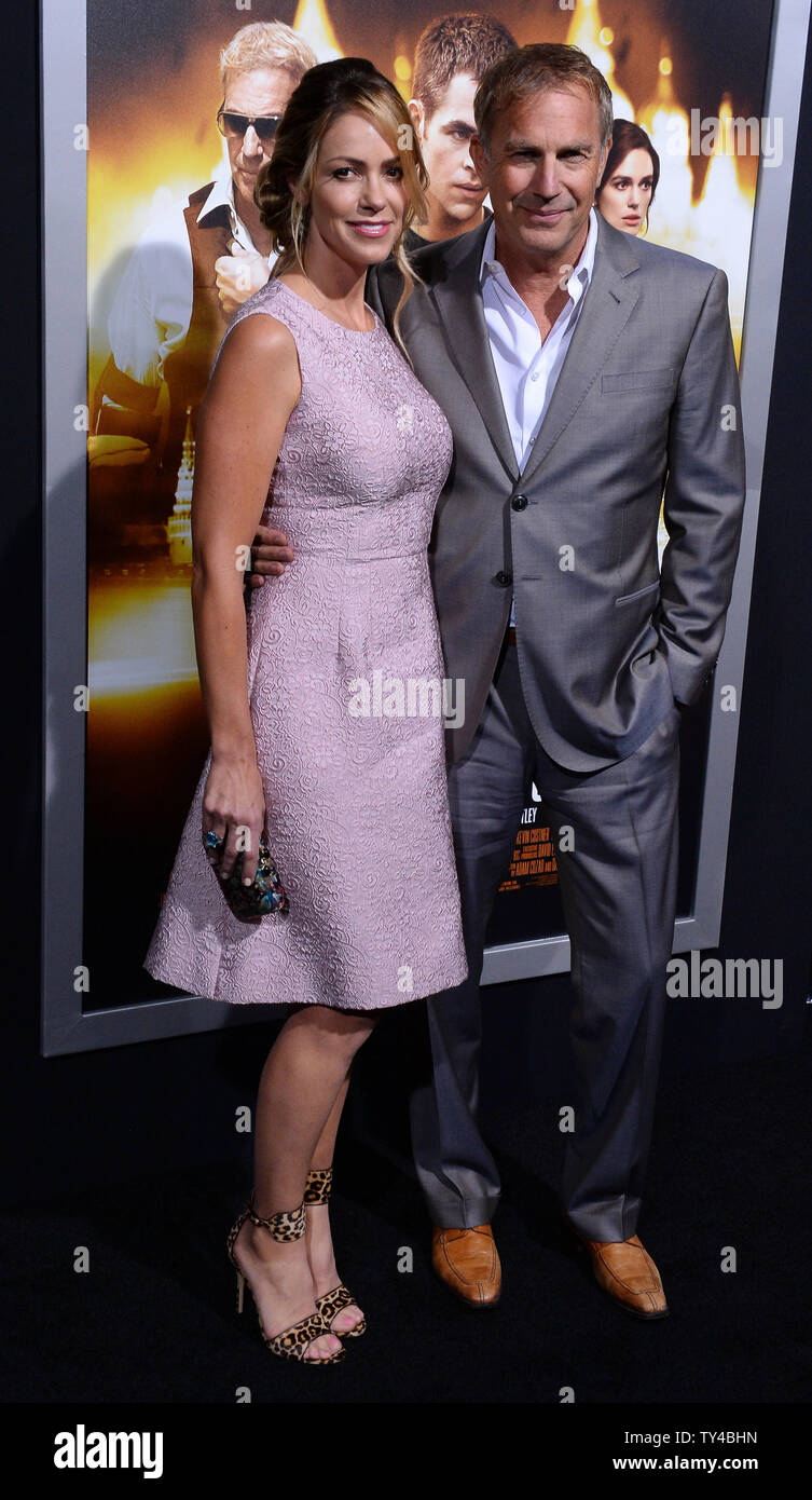 Acteur Kevin Costner et sa femme Christine Baumgartner assister à la ...