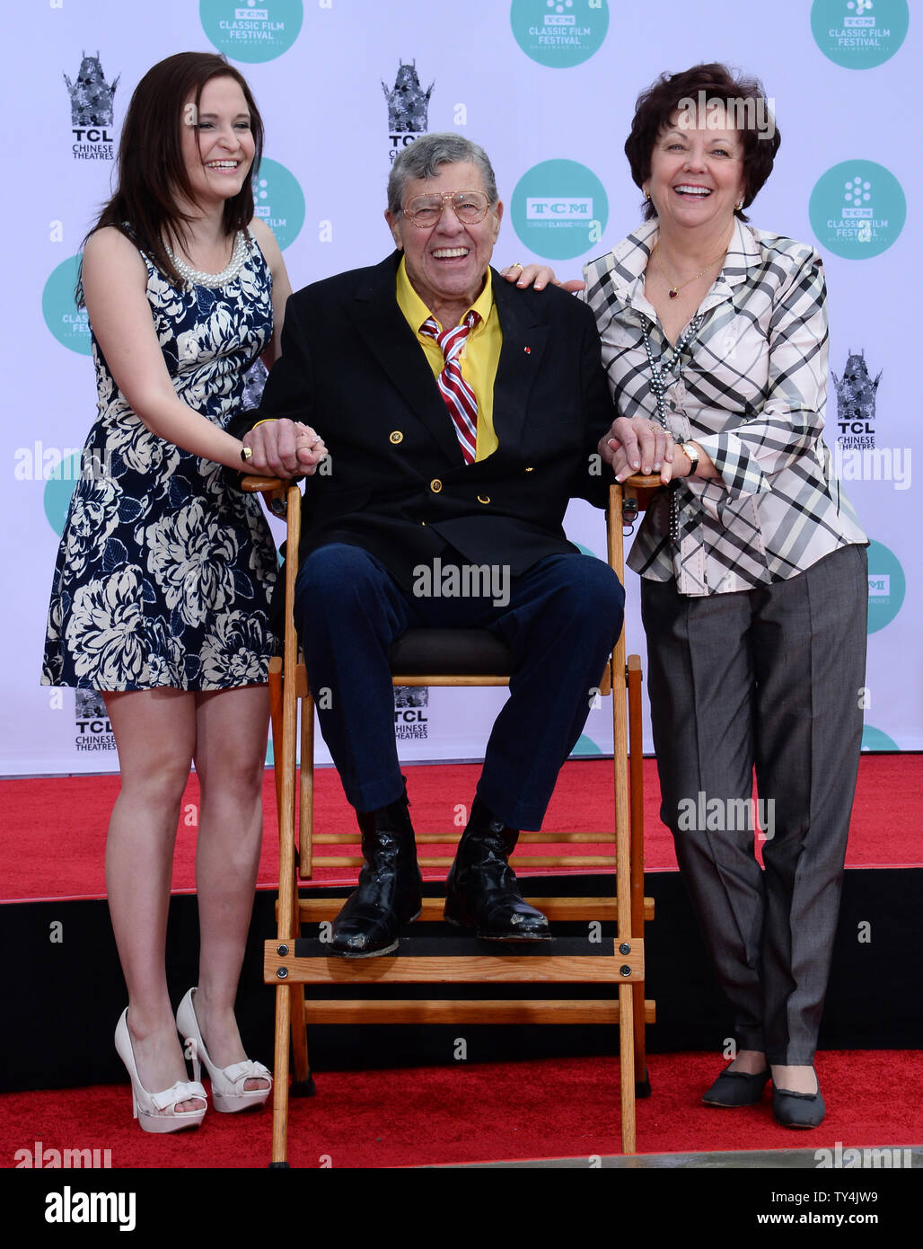 L'acteur Jerry Lewis pose avec sa femme SanDee Pitnick (R) et leur fille Danille Sarah Lewis ...