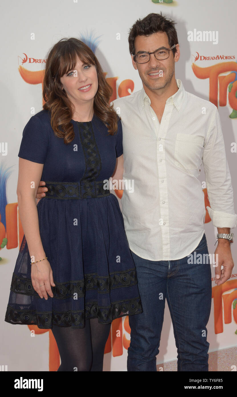 Zooey deschanel jacob pechenik Banque de photographies et d’images à ...