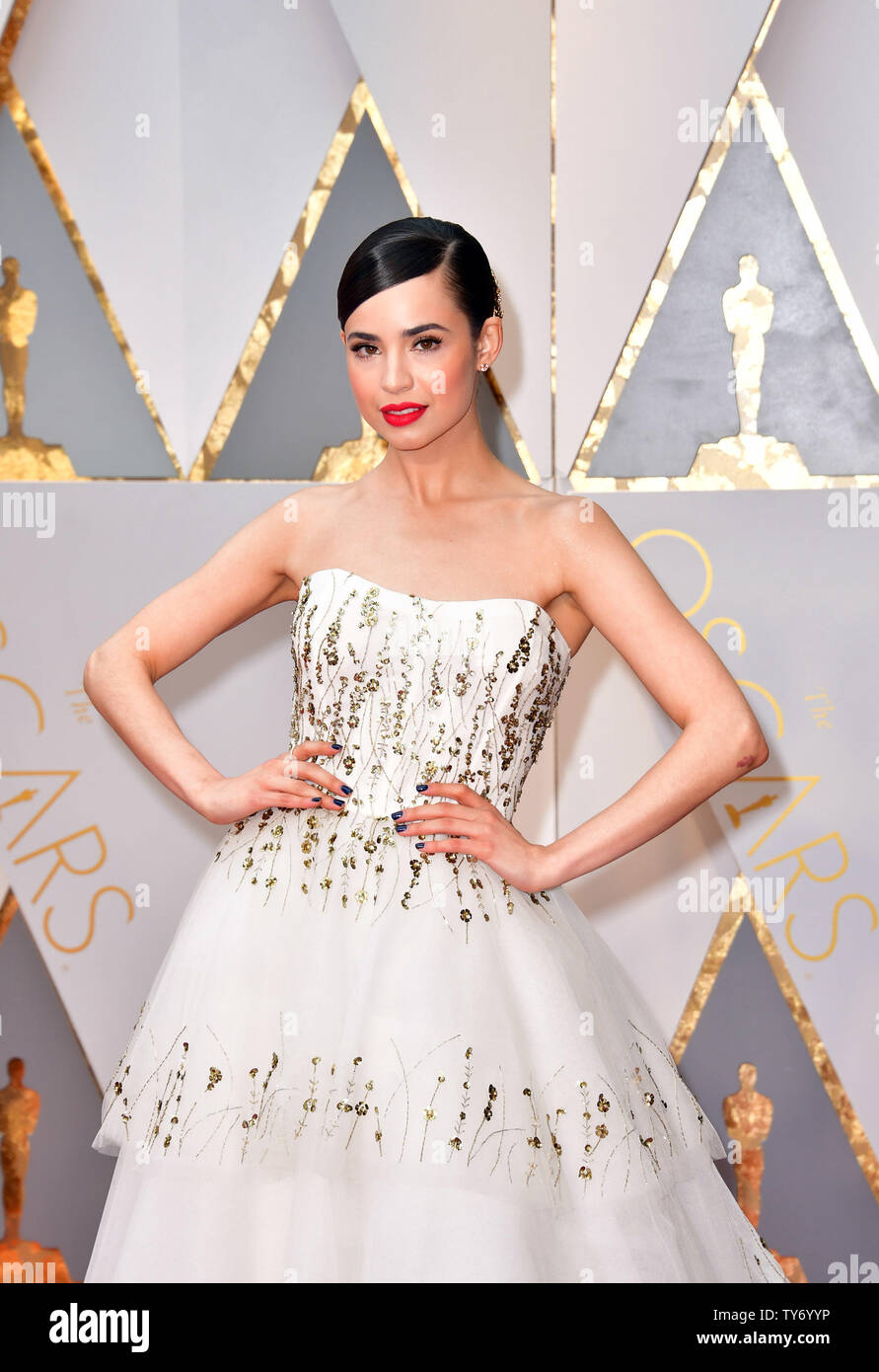 L'actrice et chanteuse Sofia Carson arrive sur le tapis rouge pour la ...