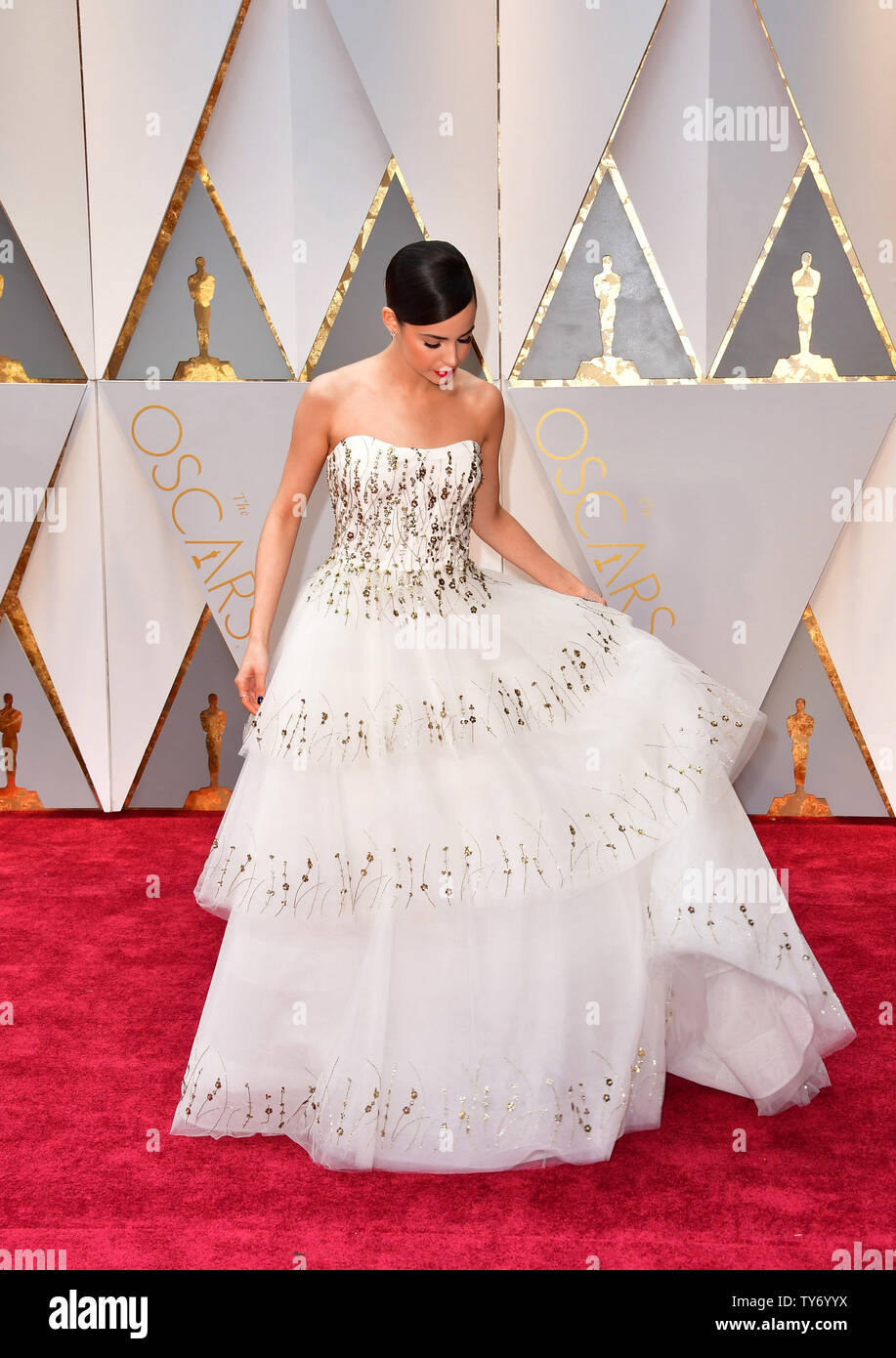 L'actrice et chanteuse Sofia Carson arrive sur le tapis rouge pour la ...