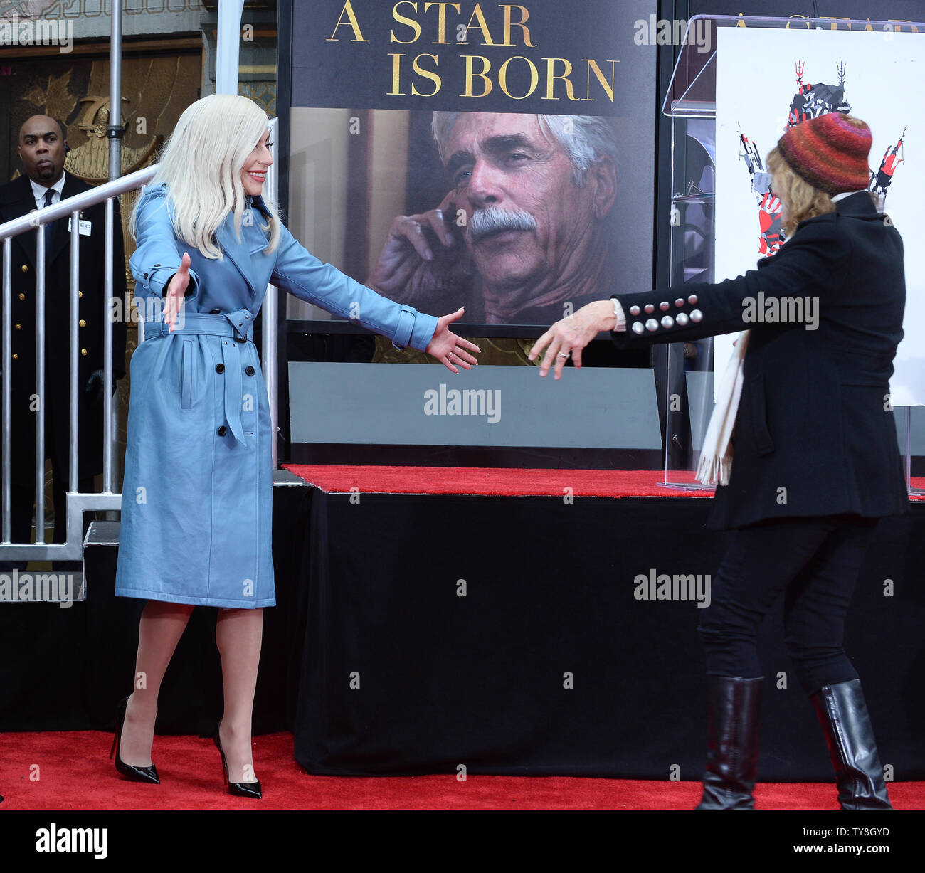 Chanteuse et actrice Lady Ga Ga (L) se félicite de Katharine Ross au ...