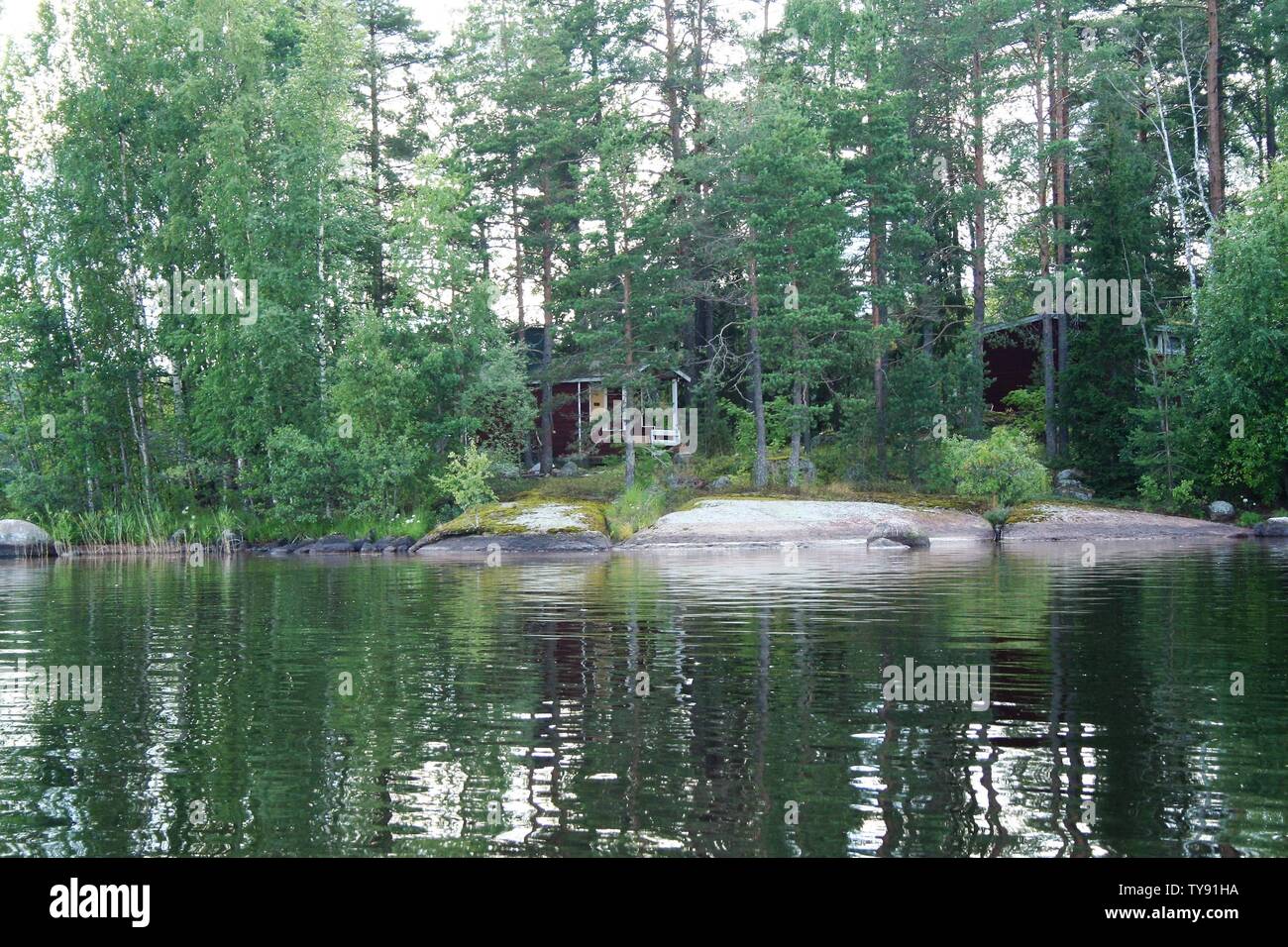 Summer house at lake saimaa Banque de photographies et d’images à haute ...