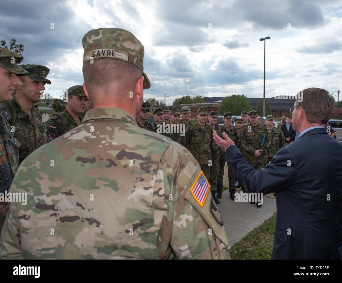 Le Secrétaire de la Défense Ash parle aux soldats allemands qui sont ...